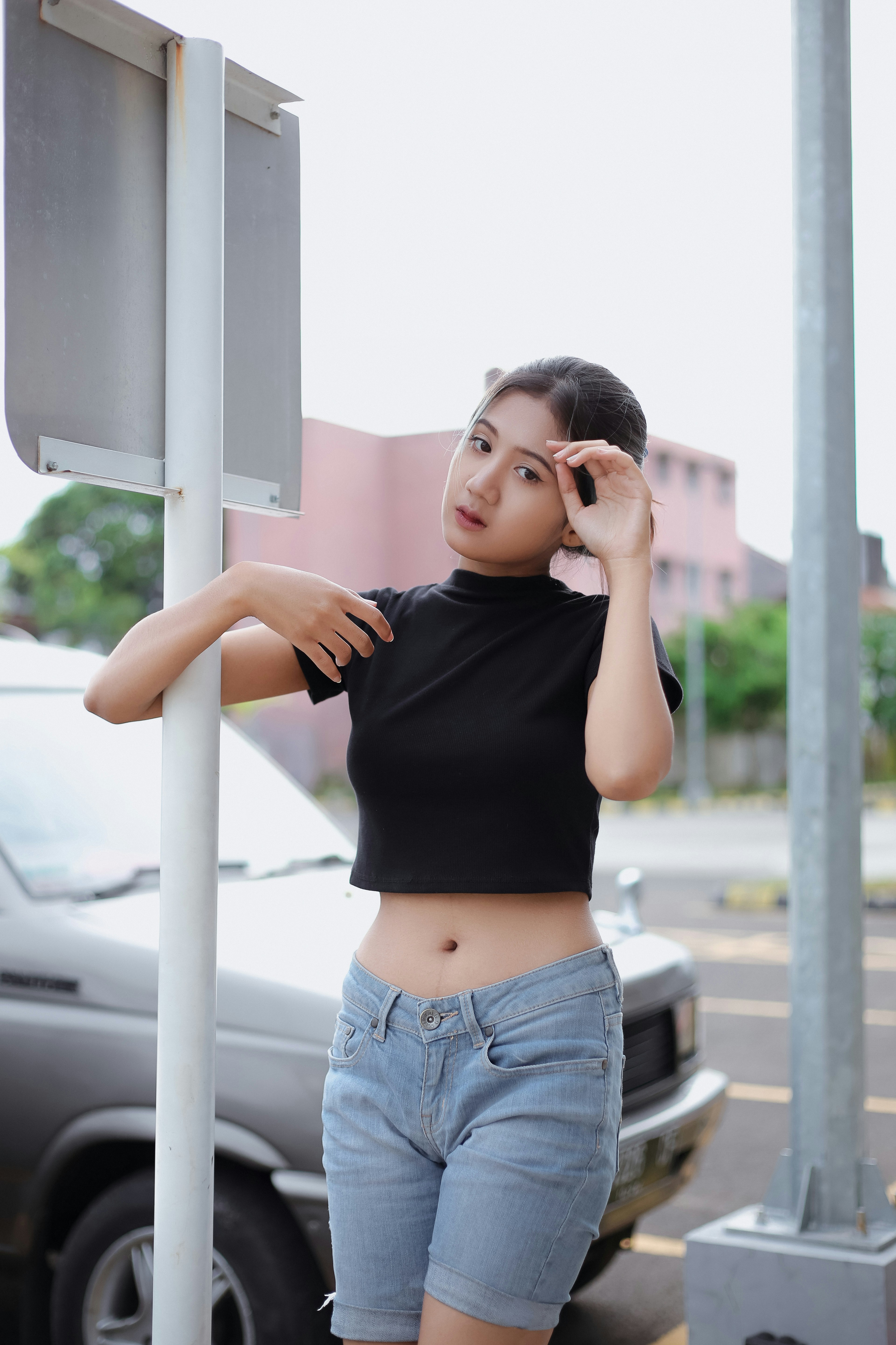 A man holding a woman photo – Free Garut Image on Unsplash