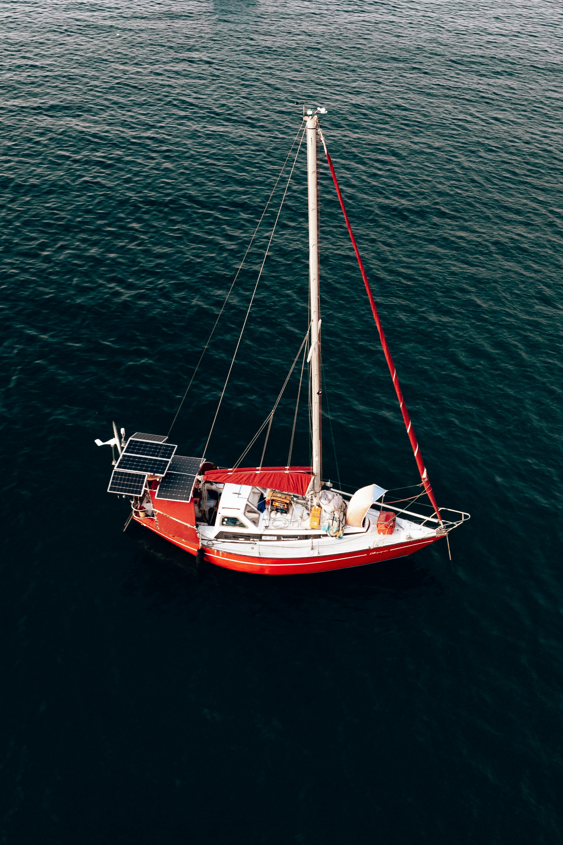 Un barco navegando en el agua foto – Imagen de Bote gratuita en Unsplash