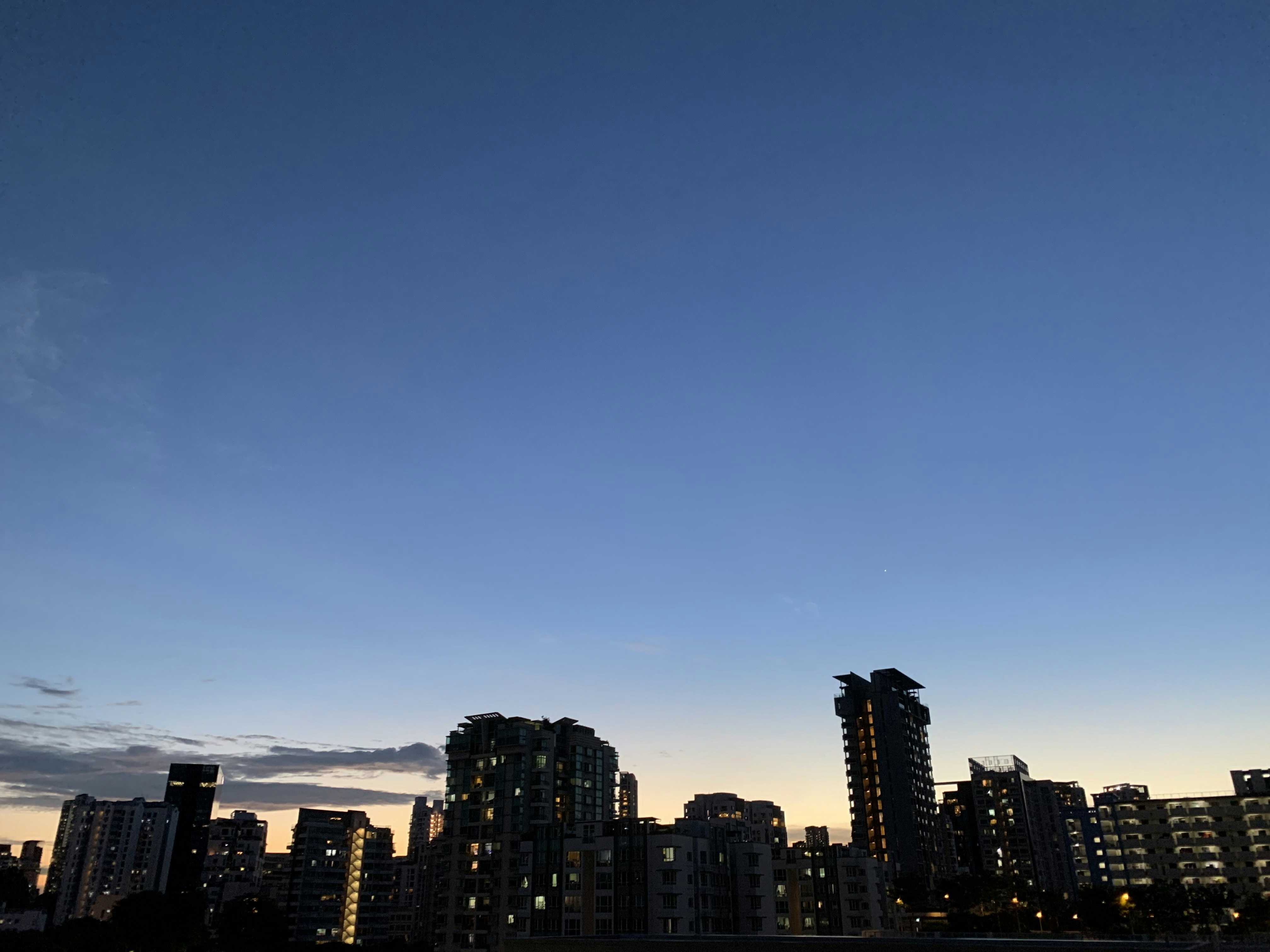 Dusk Skyline: Velvet Gradient Over the Grid of Towers