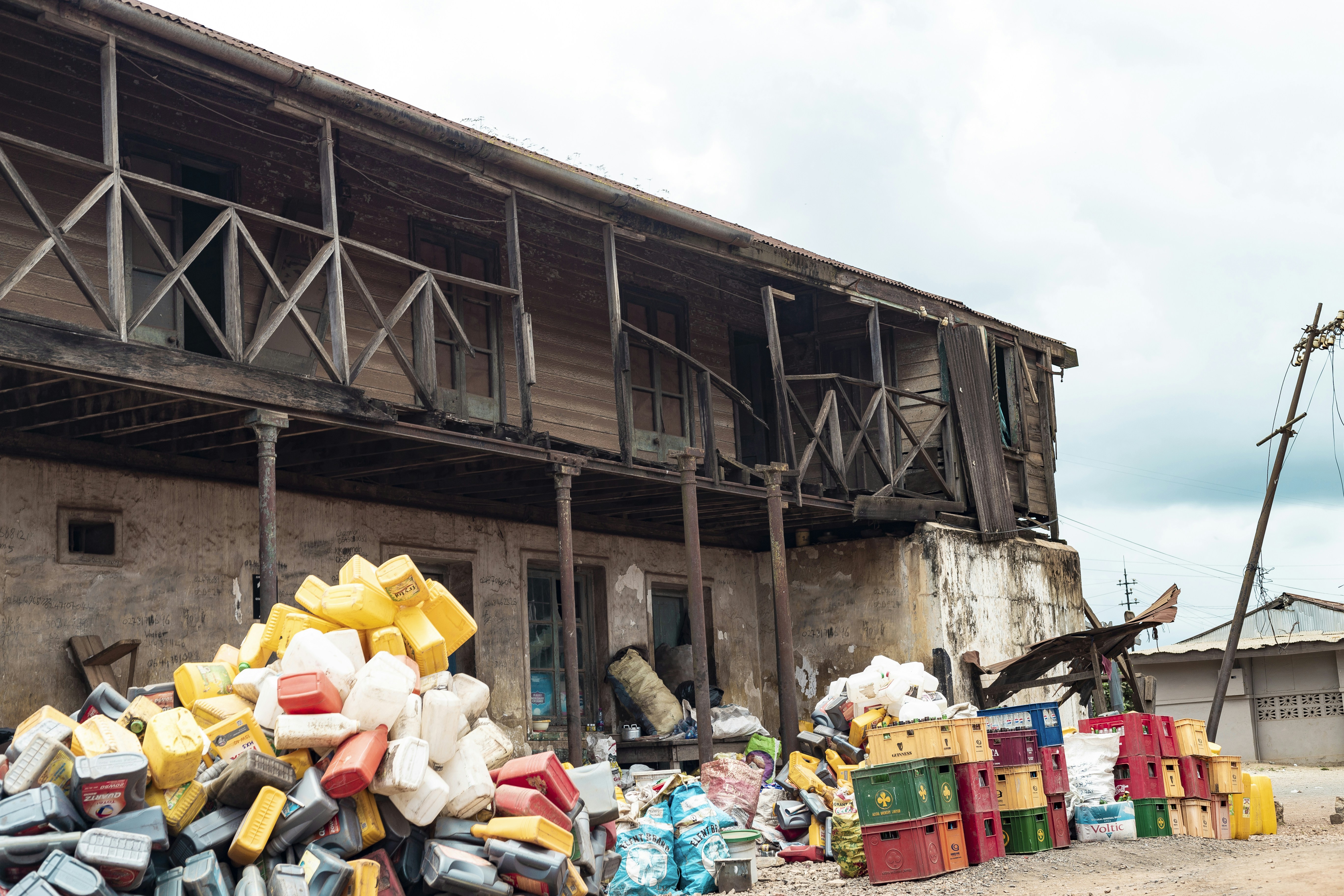 A building with many objects outside photo – Free Obuasi Image on Unsplash