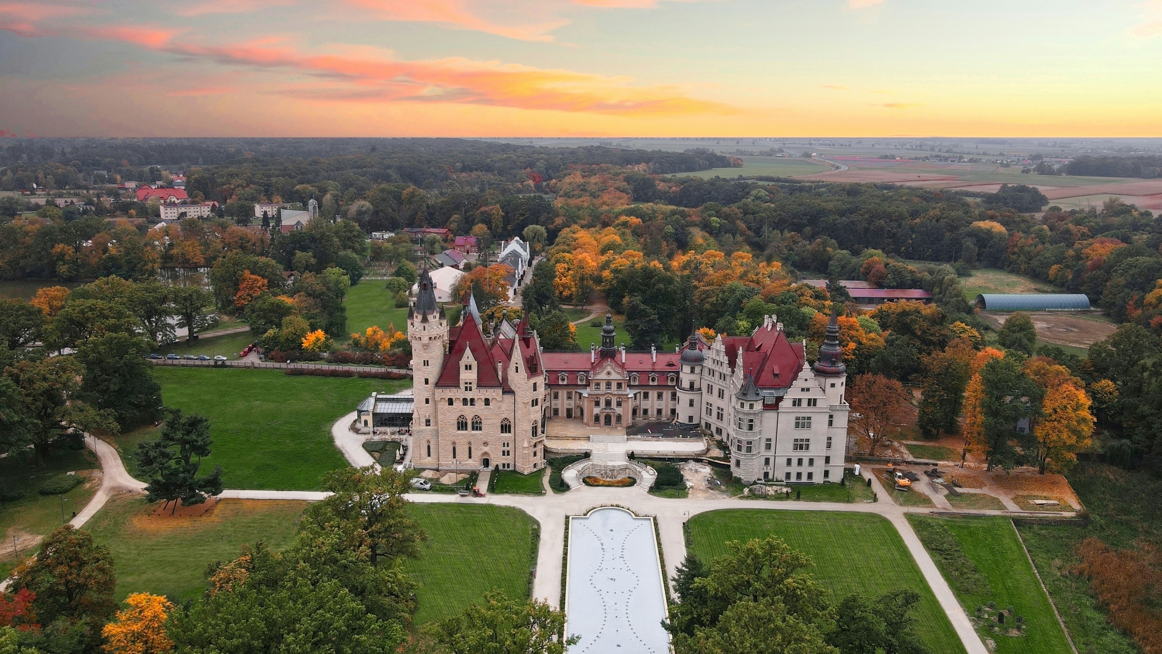 A large white castle surrounded by trees photo – Free Amazing ...