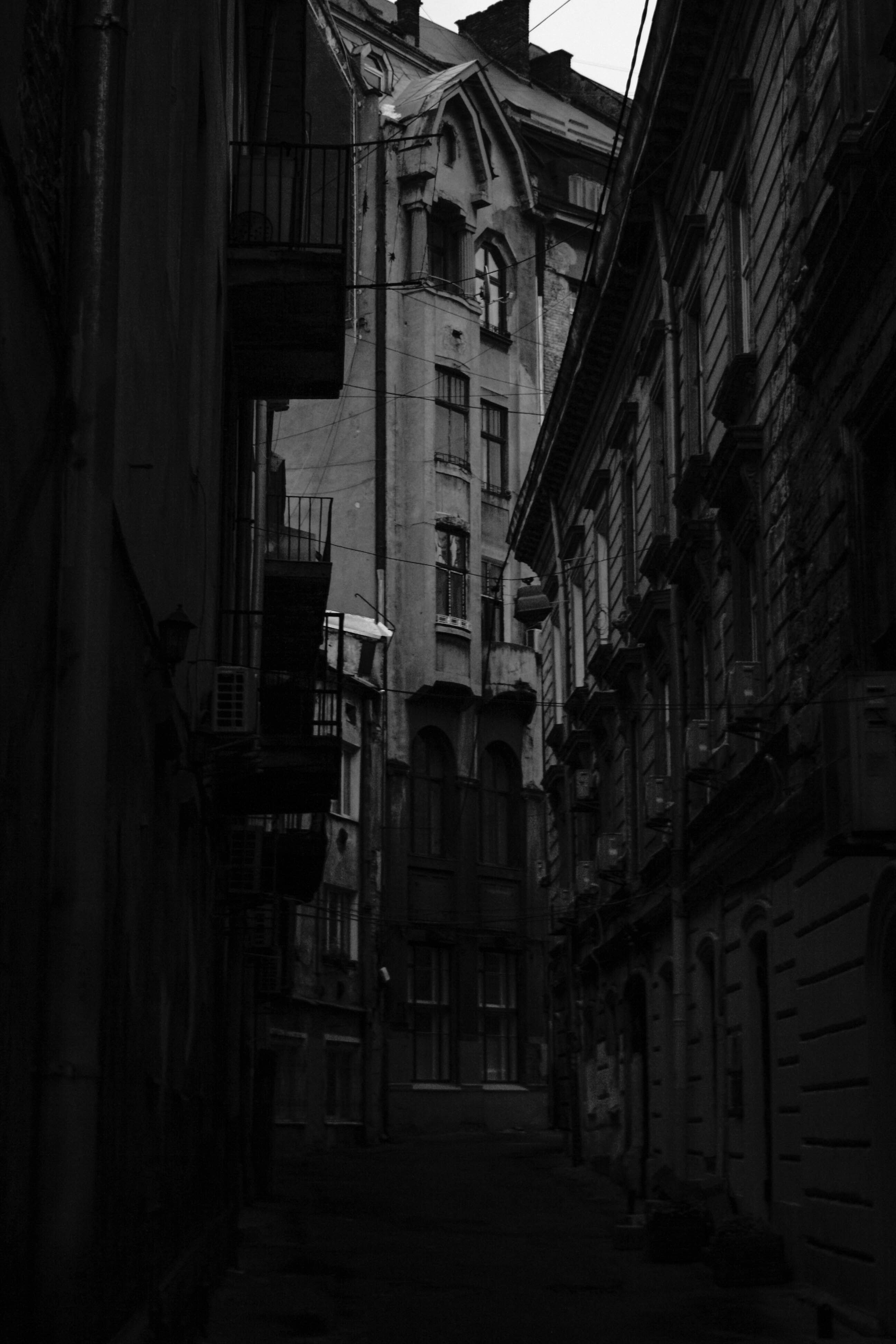 a narrow alley between two buildings