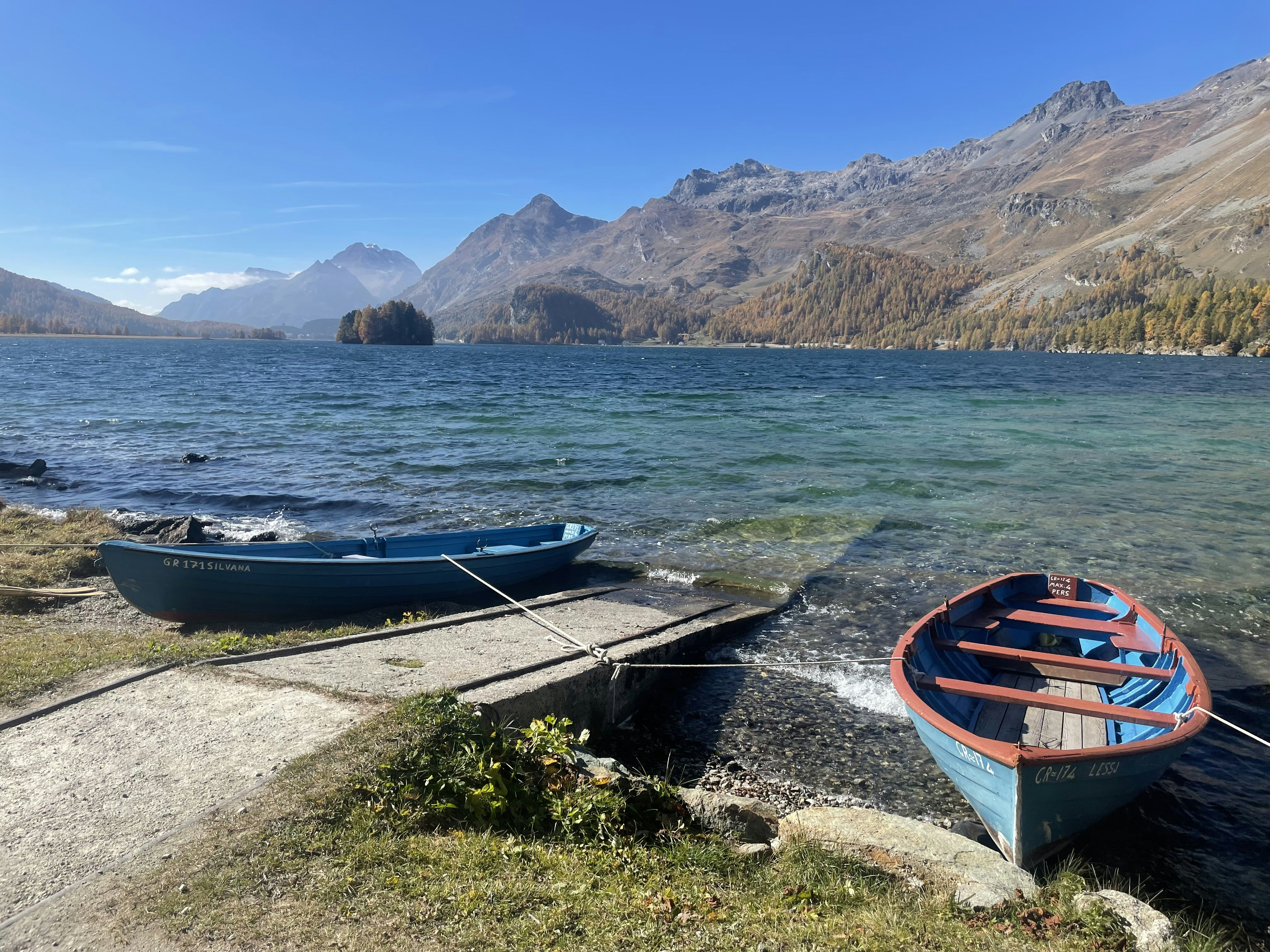 Foto zum Thema Boote am Ufer – Kostenloses Bild zu Silsersee Uferweg ...