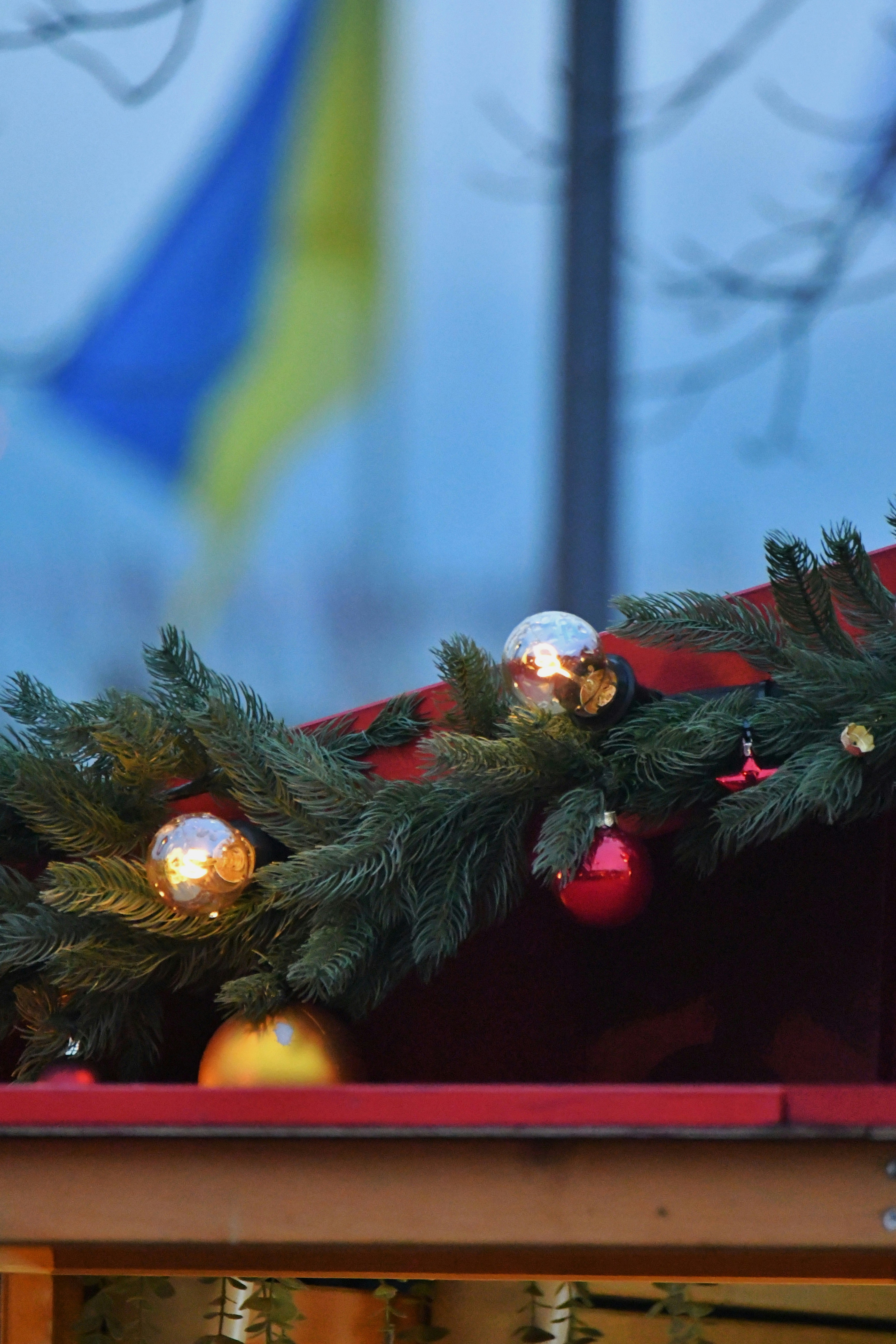 Glimmer on Evergreen: A Cozy Christmas Garland with Glass Ornaments