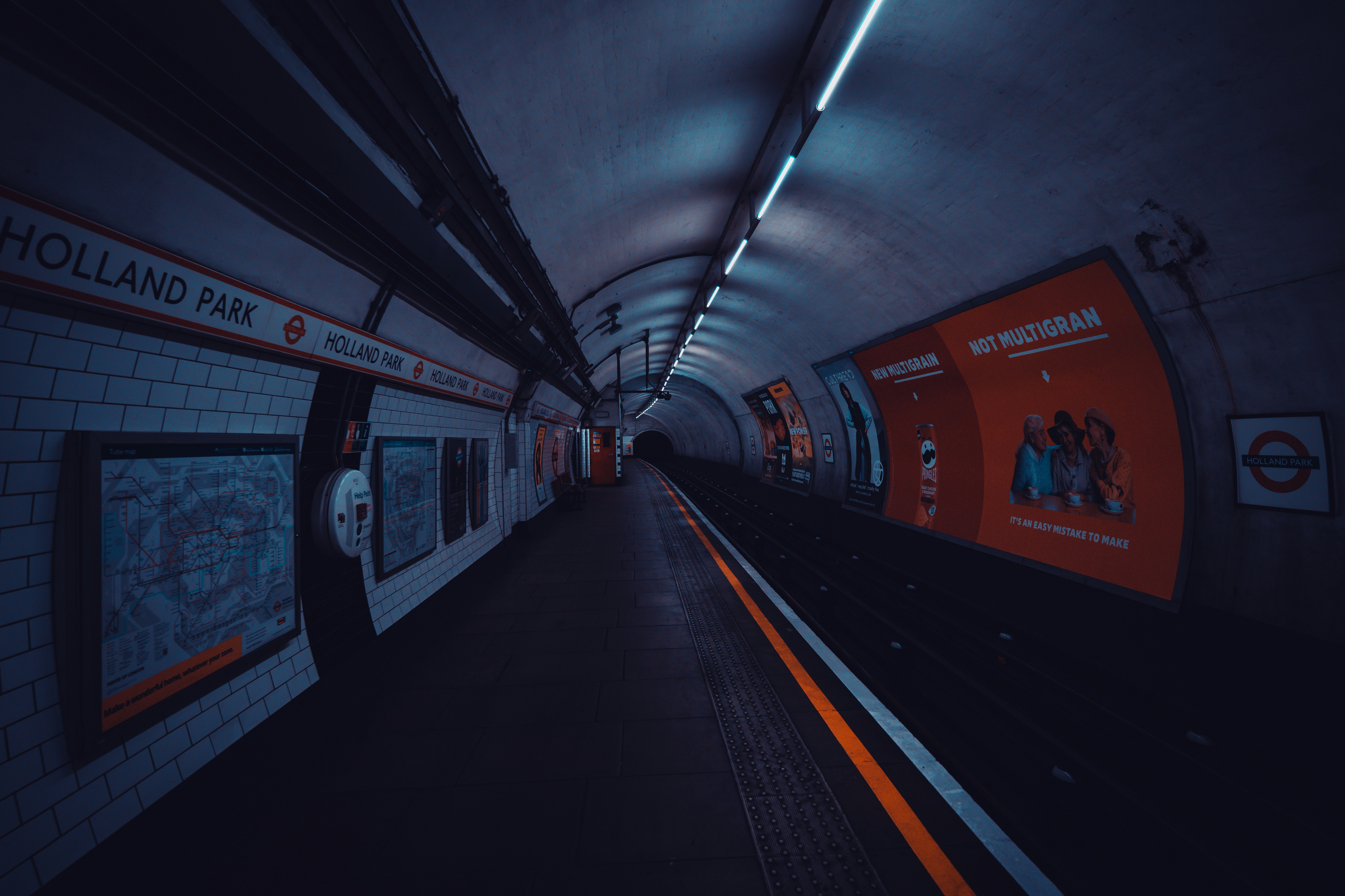 Foto Uma estação de metrô com um trem – Imagem de Londres grátis no ...