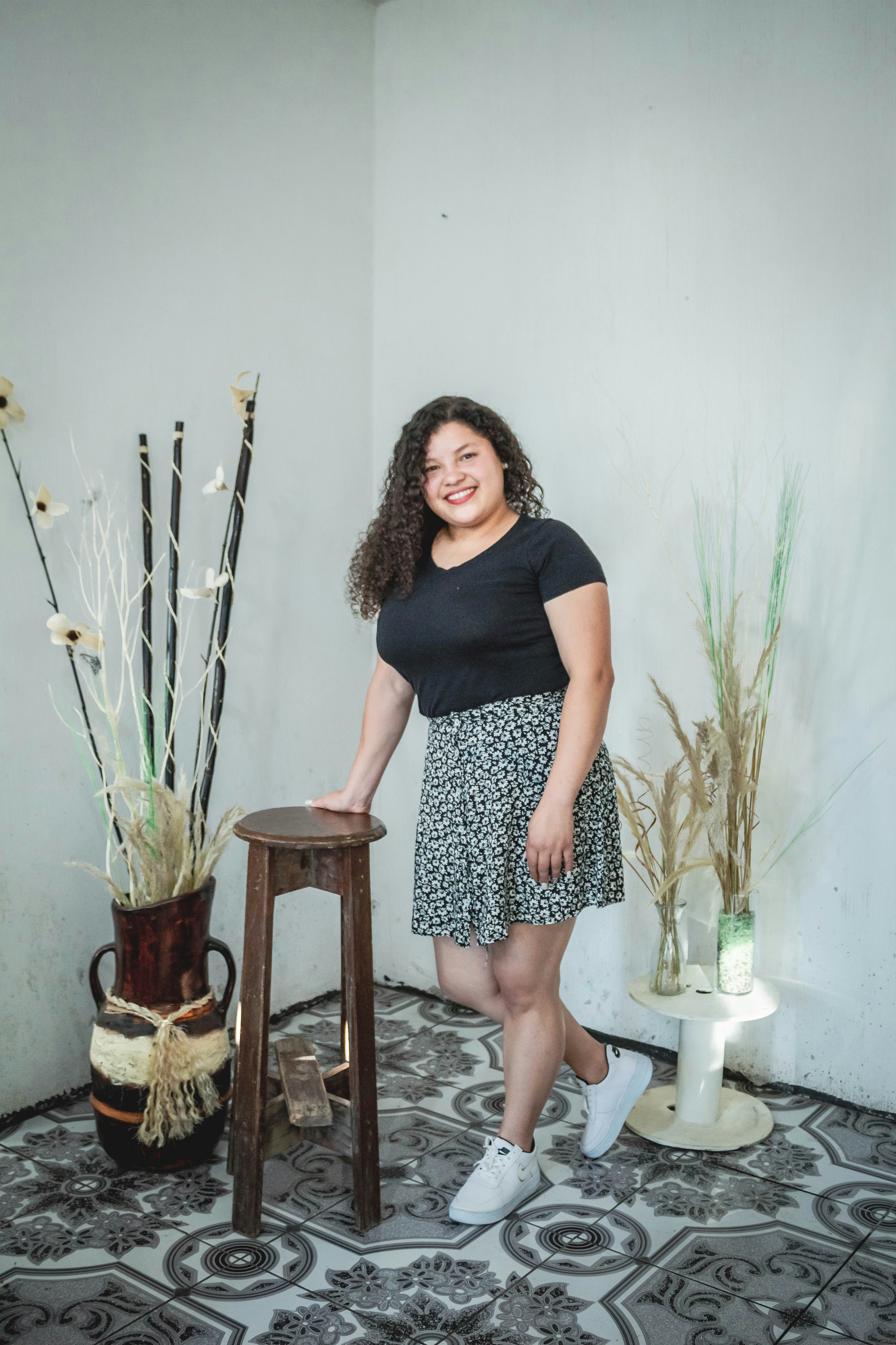 Foto zum Thema Eine Person, die neben einem Tisch steht – Kostenloses ...