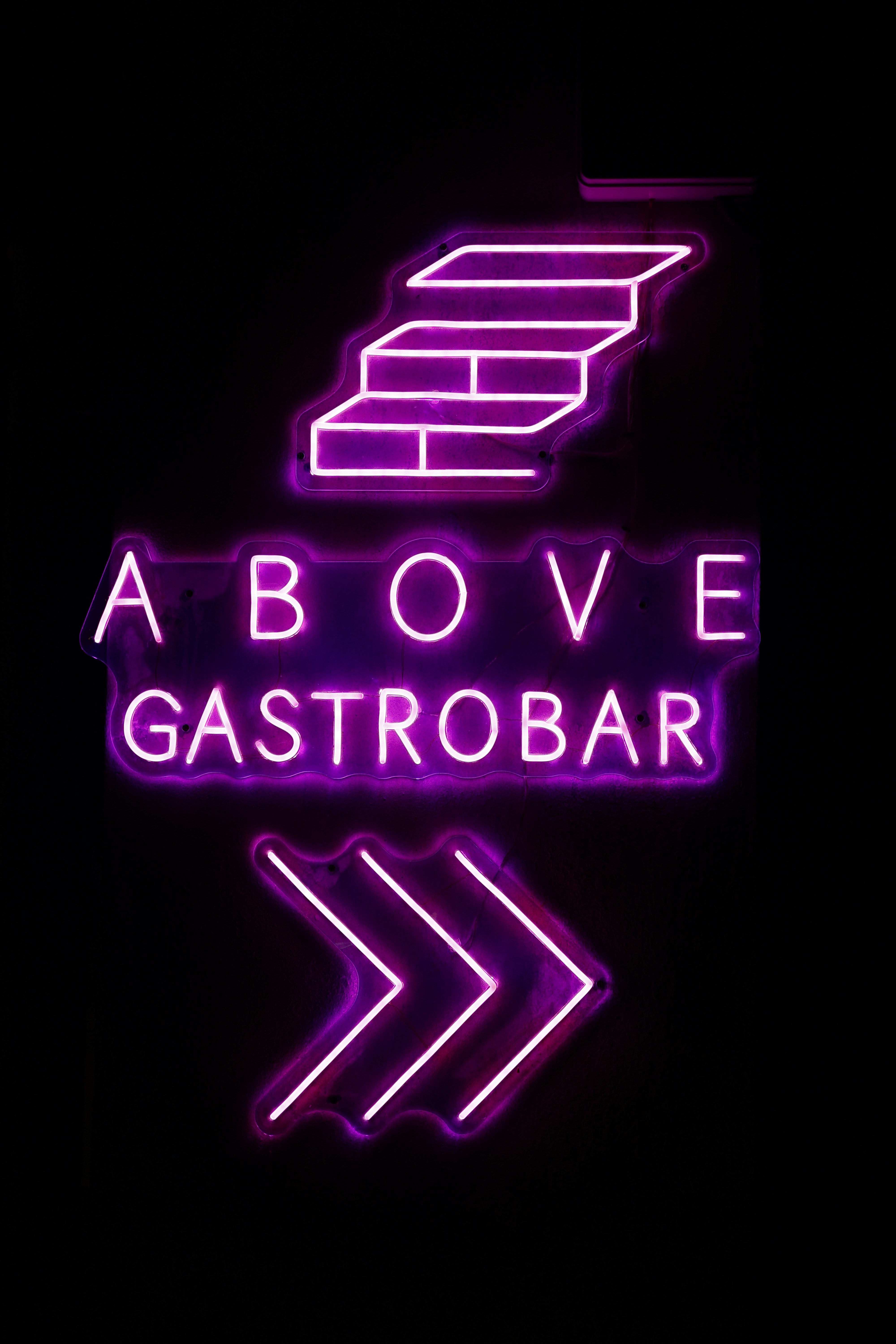 Texto, flecha foto – Imagen de Por encima de gastrobar gratuita en Unsplash