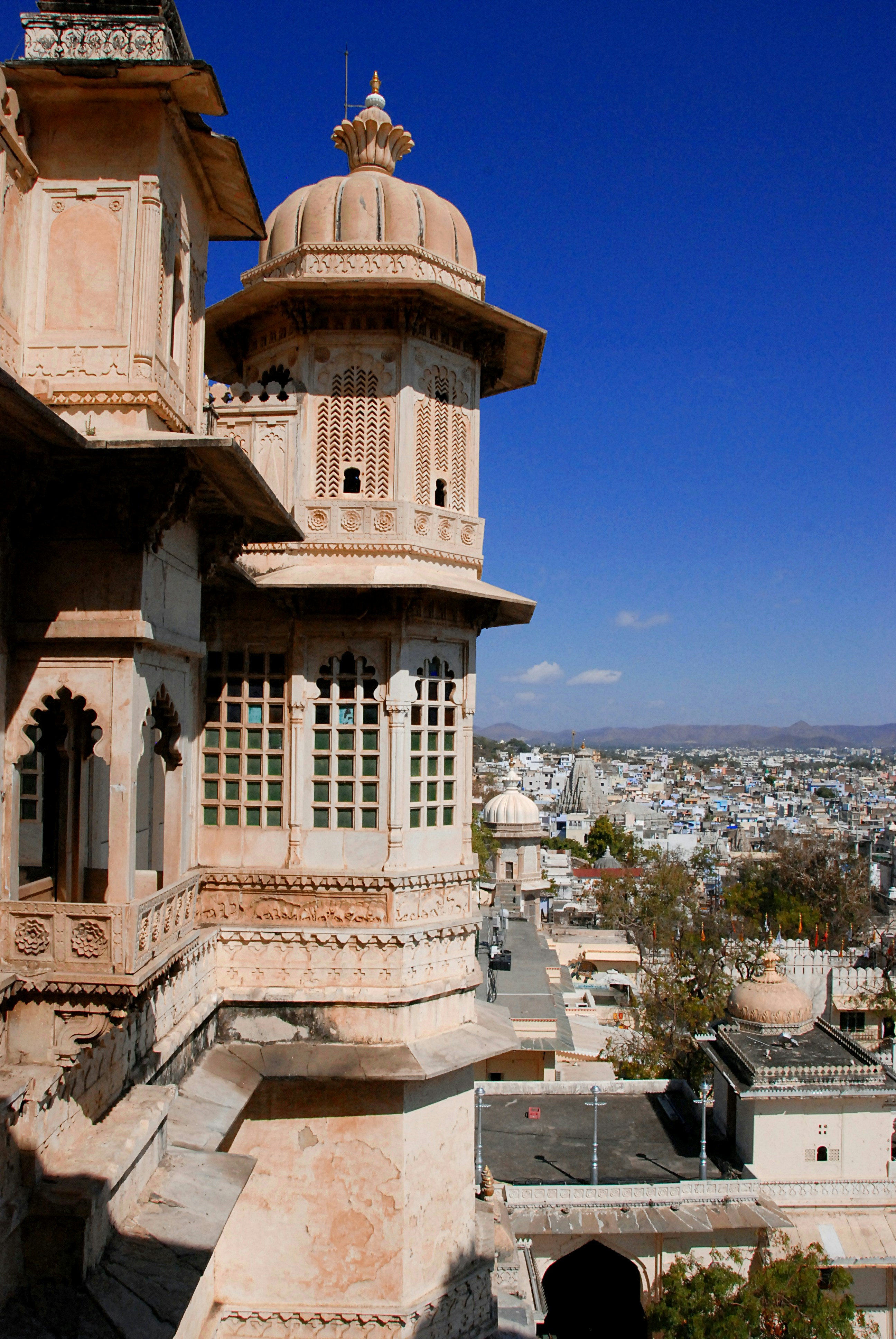 A tall building with a domed roof photo – Free Udaipur Image on Unsplash