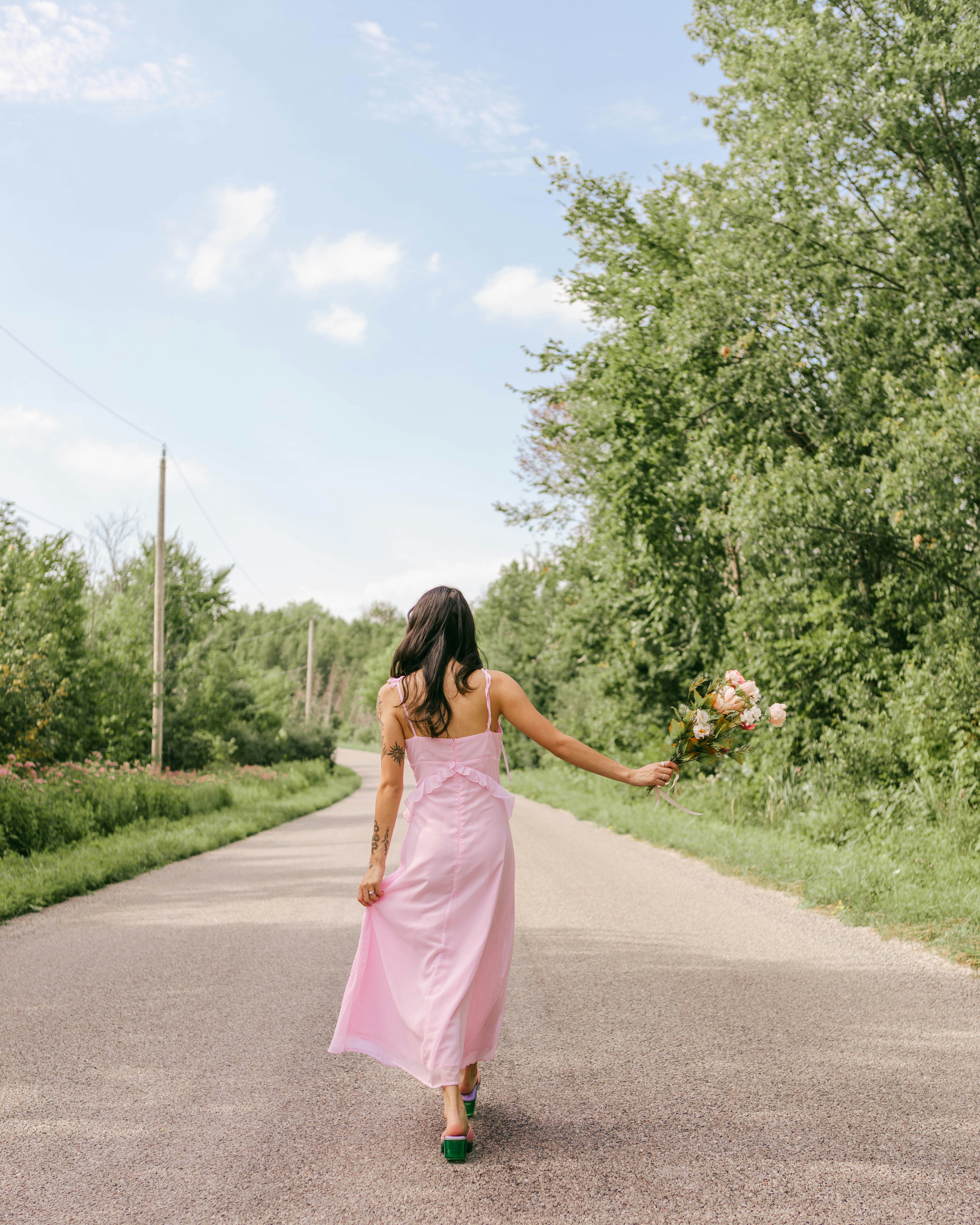 Une personne en robe rose marchant sur une route photo – Photo Enfant ...