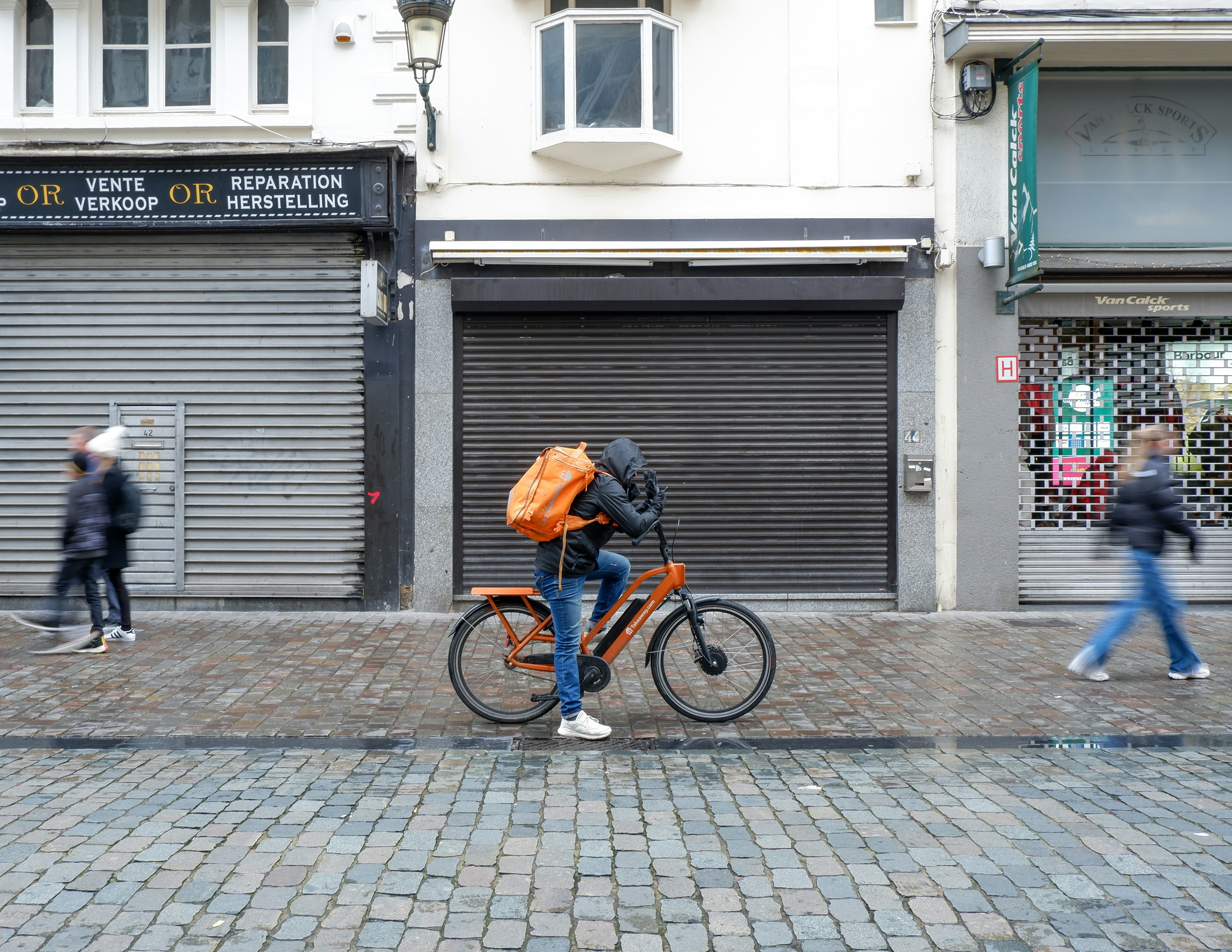 Une personne qui fait du vélo sur un trottoir photo – Photo Bruxelles ...