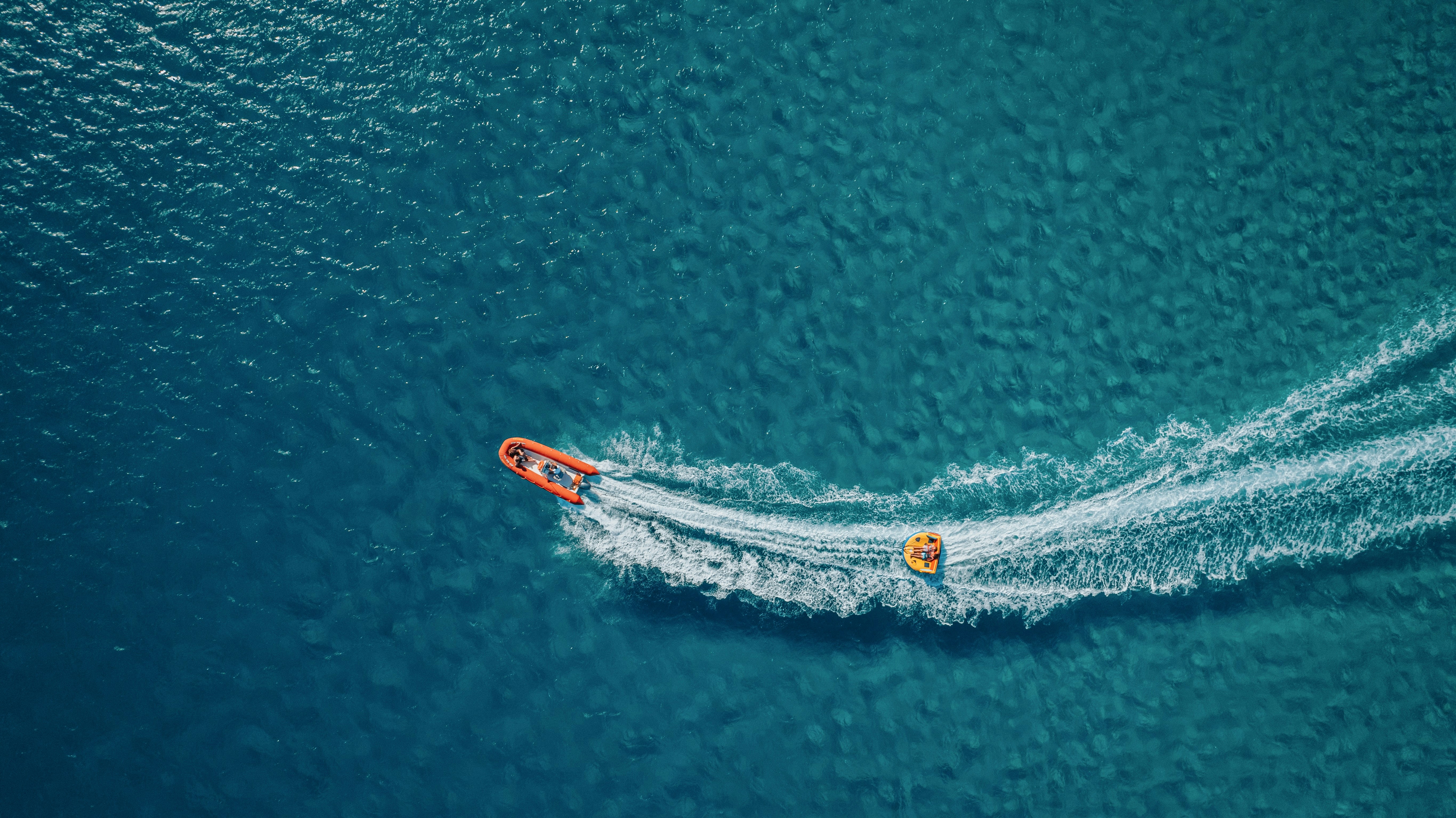 Foto zum Thema Ein Boot im Wasser – Kostenloses Bild zu Wasser auf Unsplash