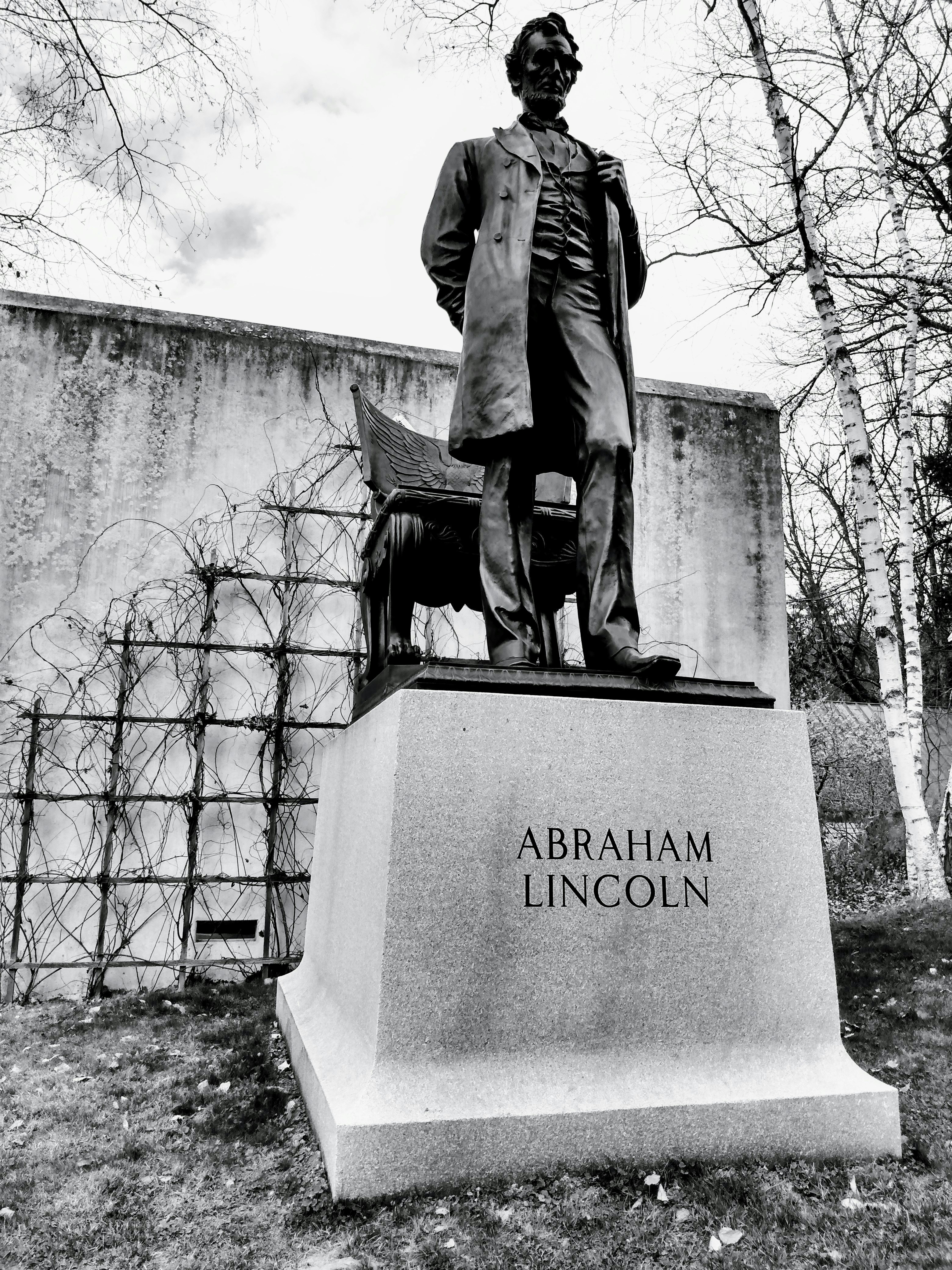 A statue of a man on a stone pedestal photo – Free Male Image on Unsplash