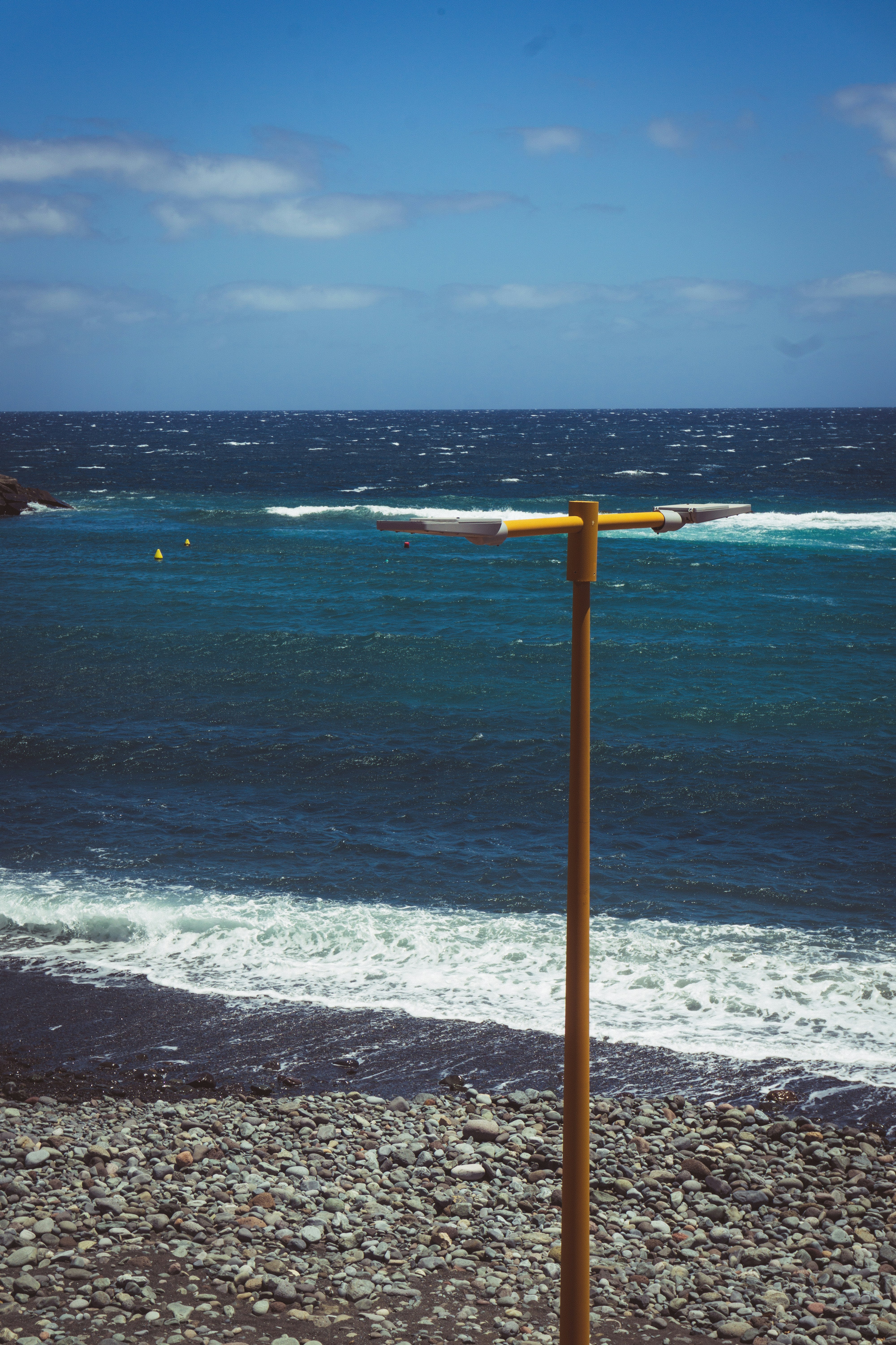 Foto Un poste amarillo en una playa rocosa – Imagen Gran Canaria gratis ...