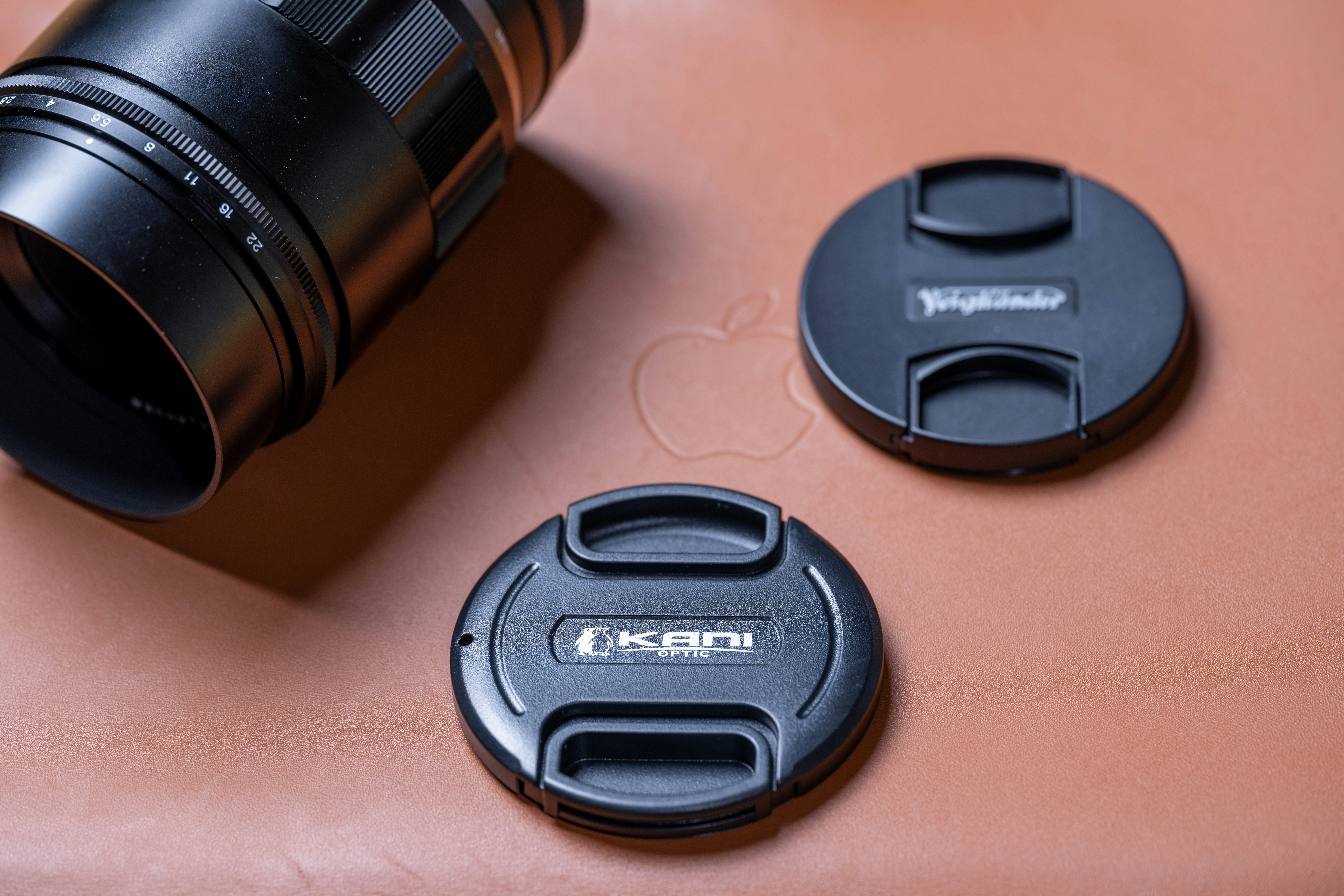 A pair of headphones photo – Free Electronics Image on Unsplash