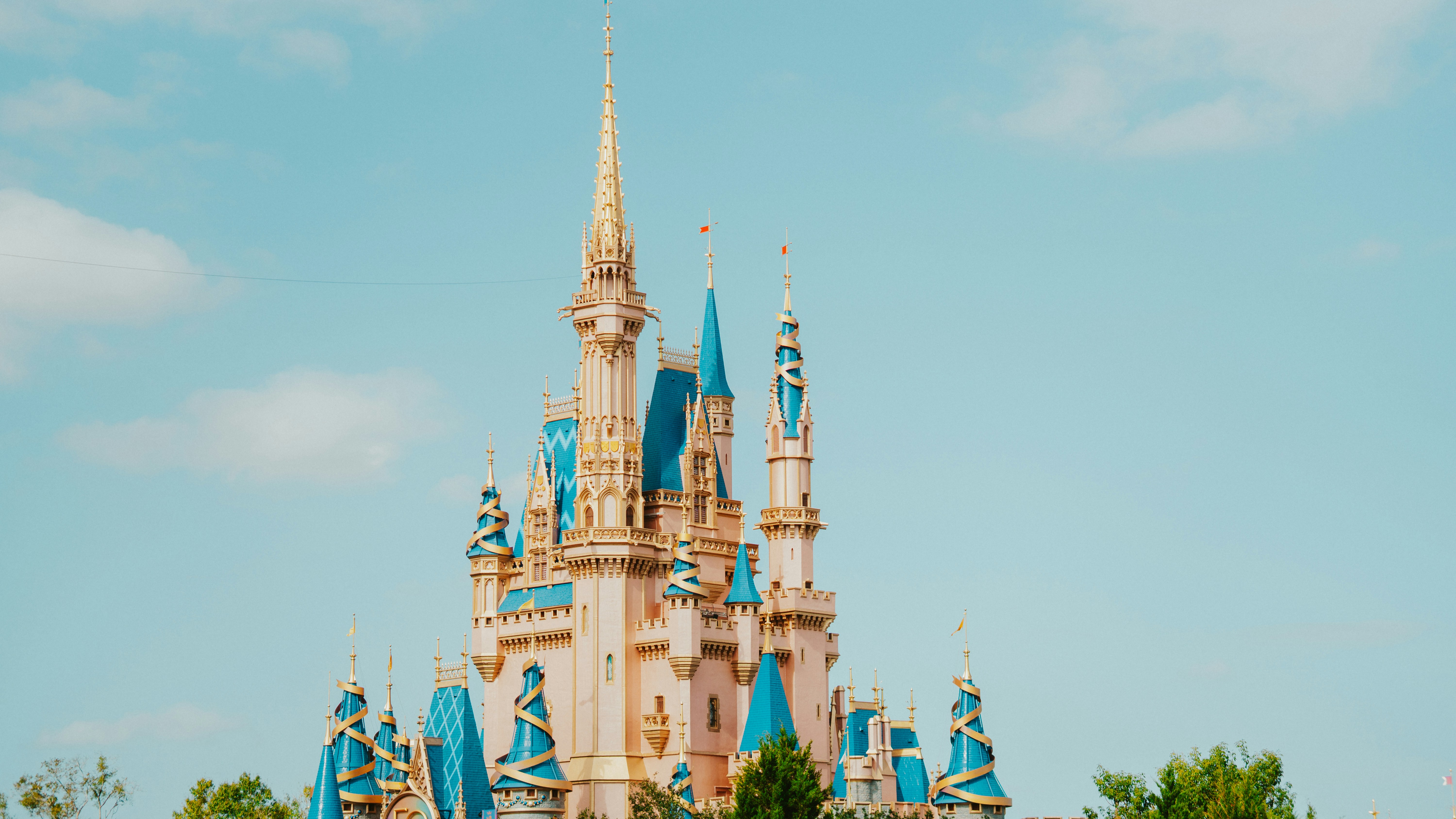 Un castillo con agujas azules y blancas foto – Imagen de Disney Mundo ...
