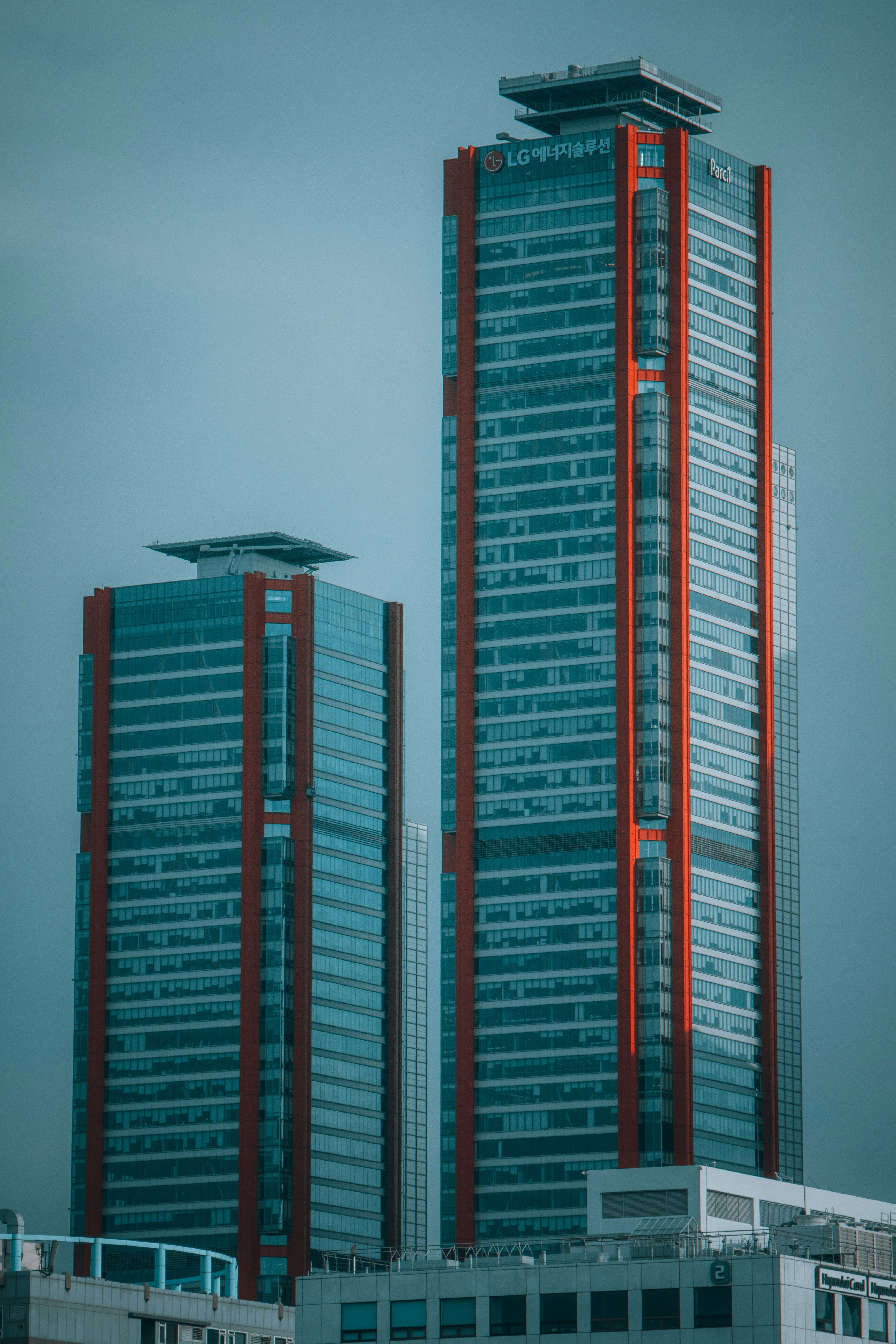 Foto Un par de edificios altos – Imagen Ciudad gratis en Unsplash