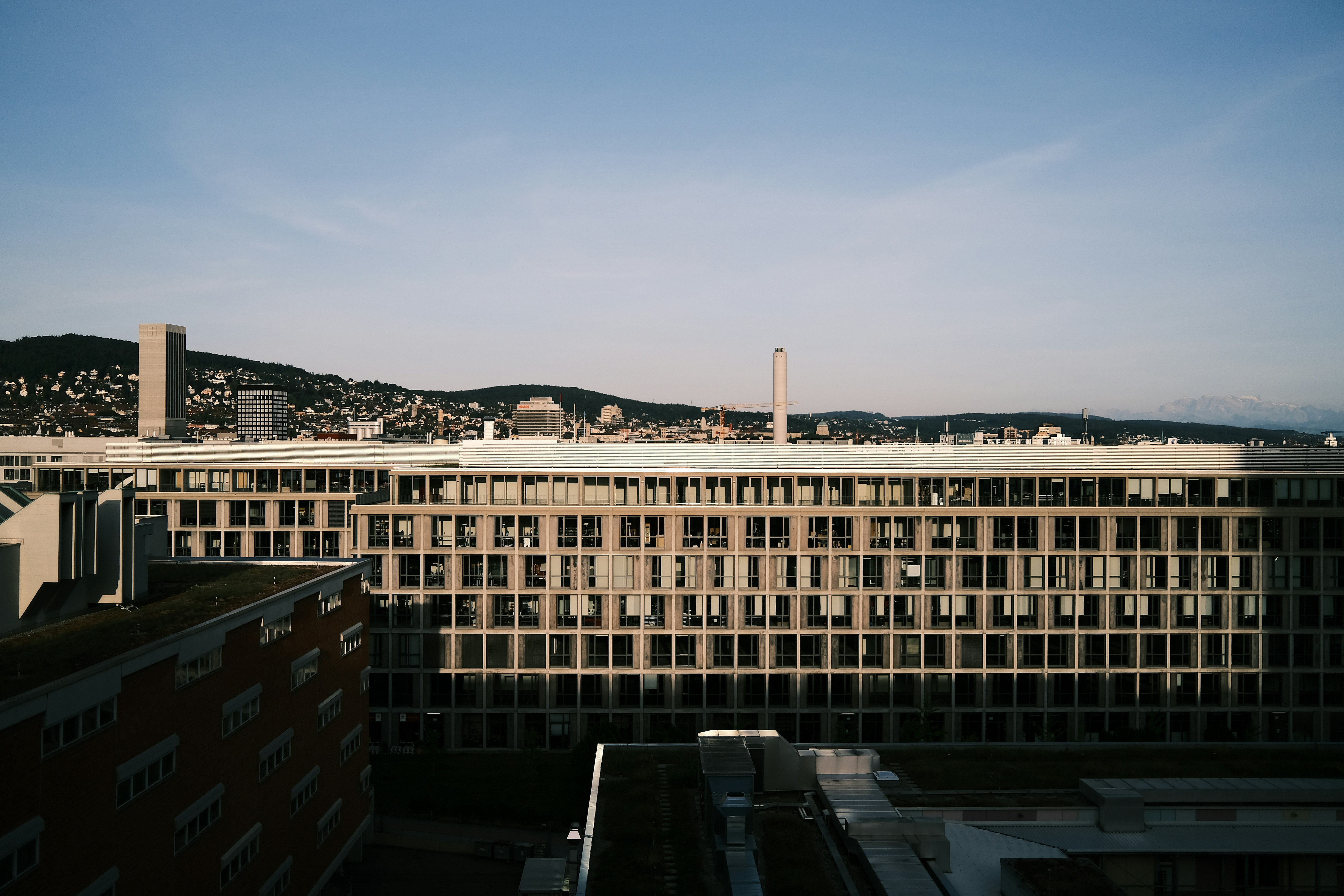 Foto Un edificio grande con muchas ventanas – Imagen Zúrich gratis en Unsplash