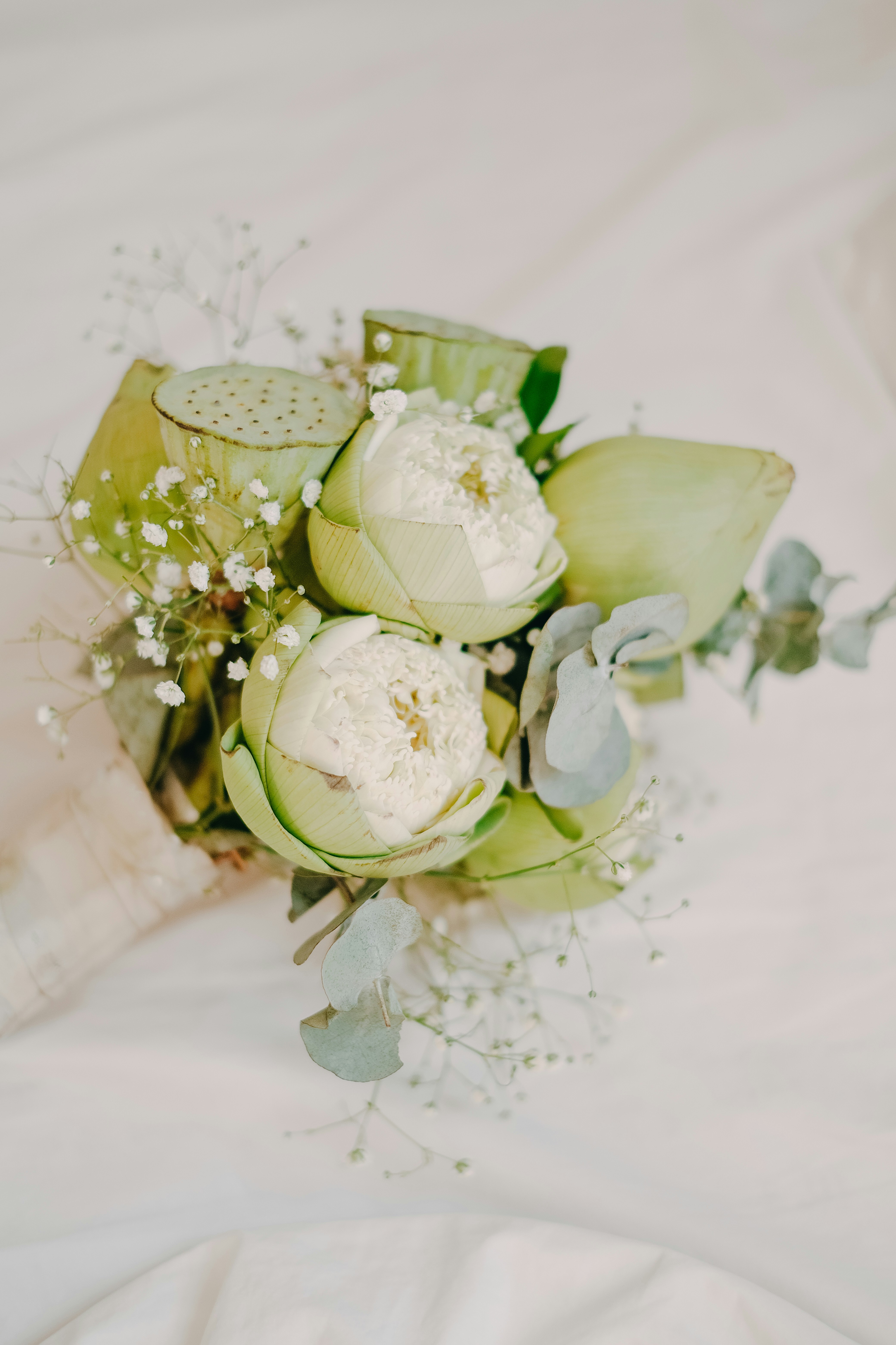 a bouquet of white roses