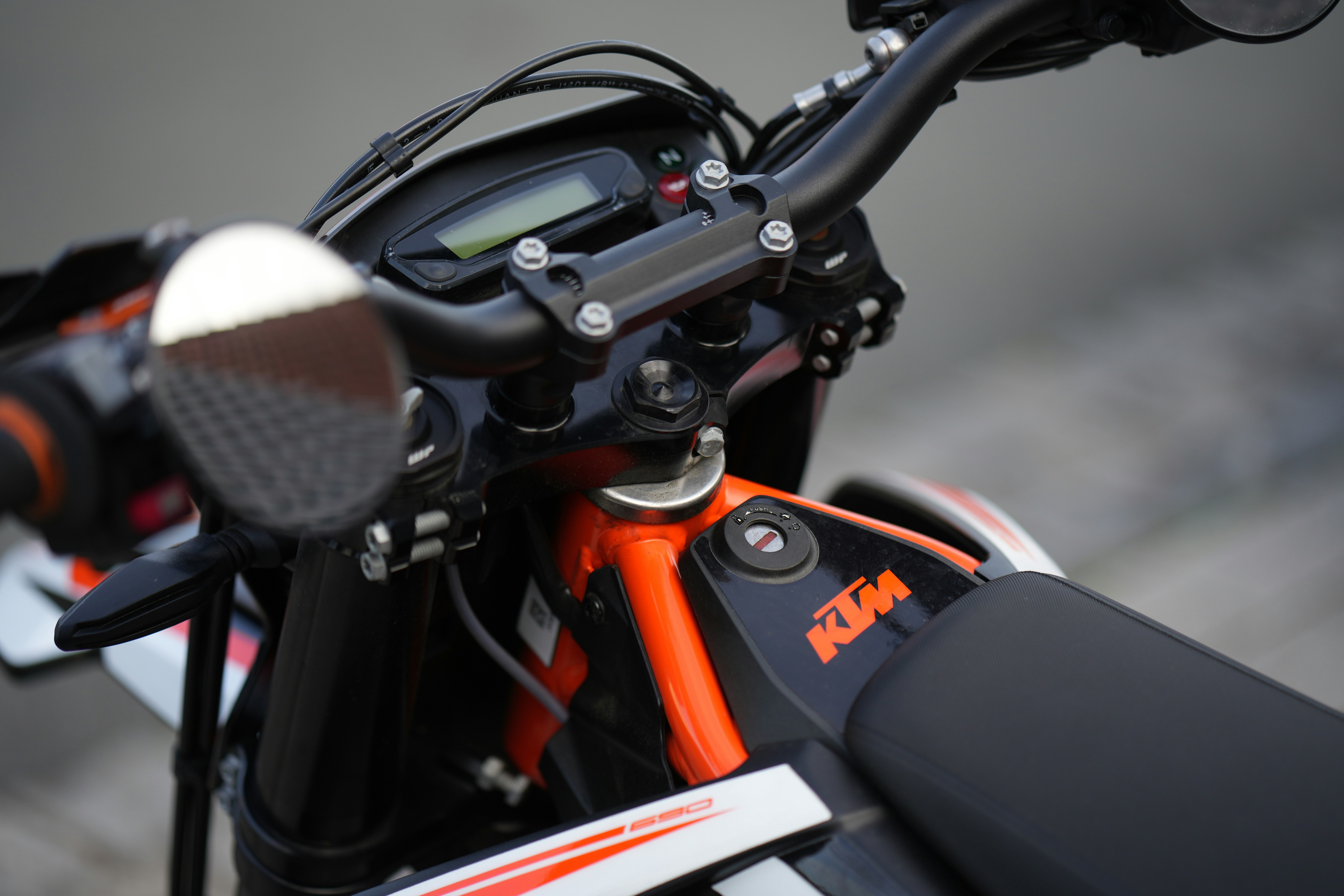 Gros plan d’une moto photo – Photo Moto Gratuite sur Unsplash