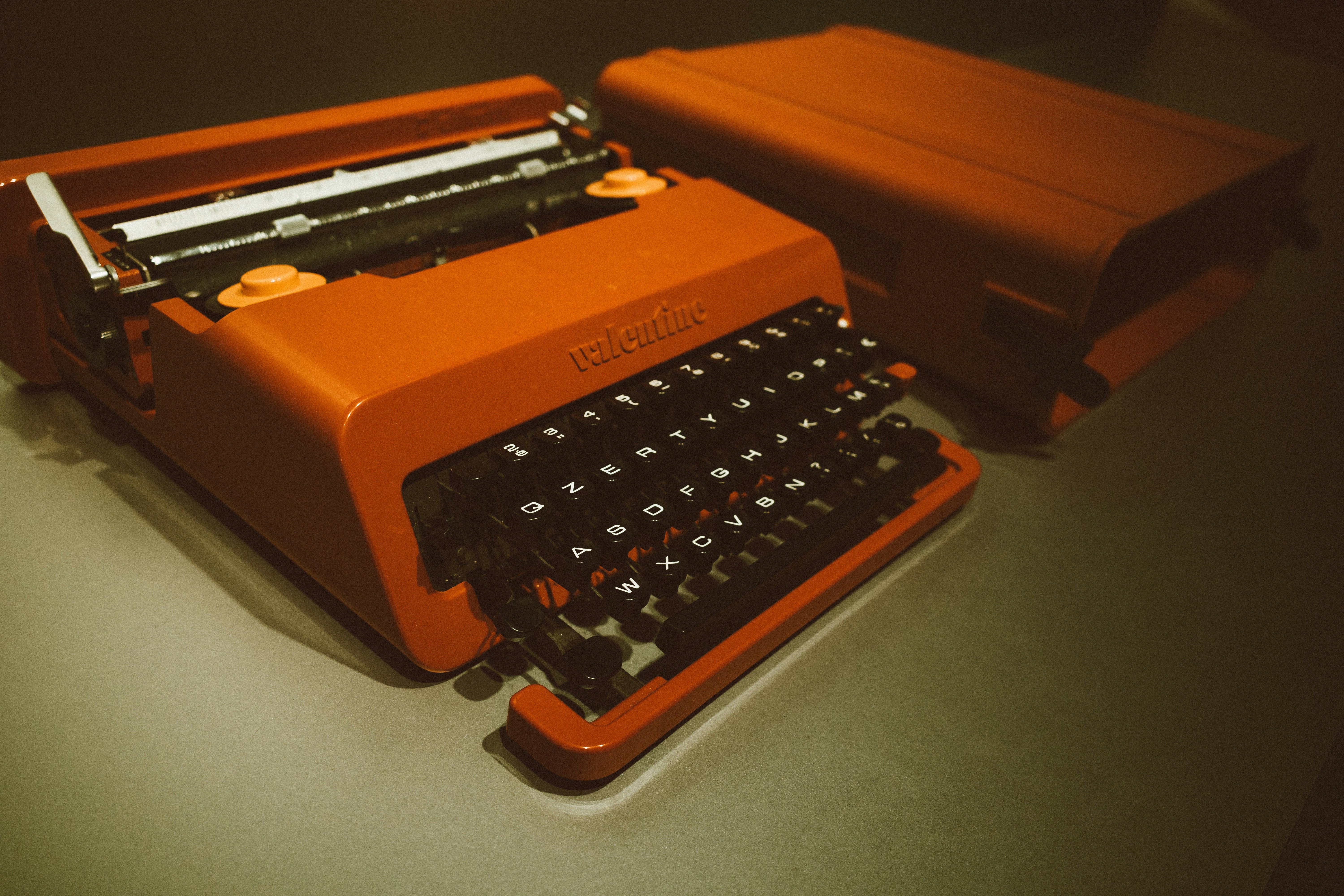 Une vieille machine à écrire sur une table photo – Photo Shanghai ...