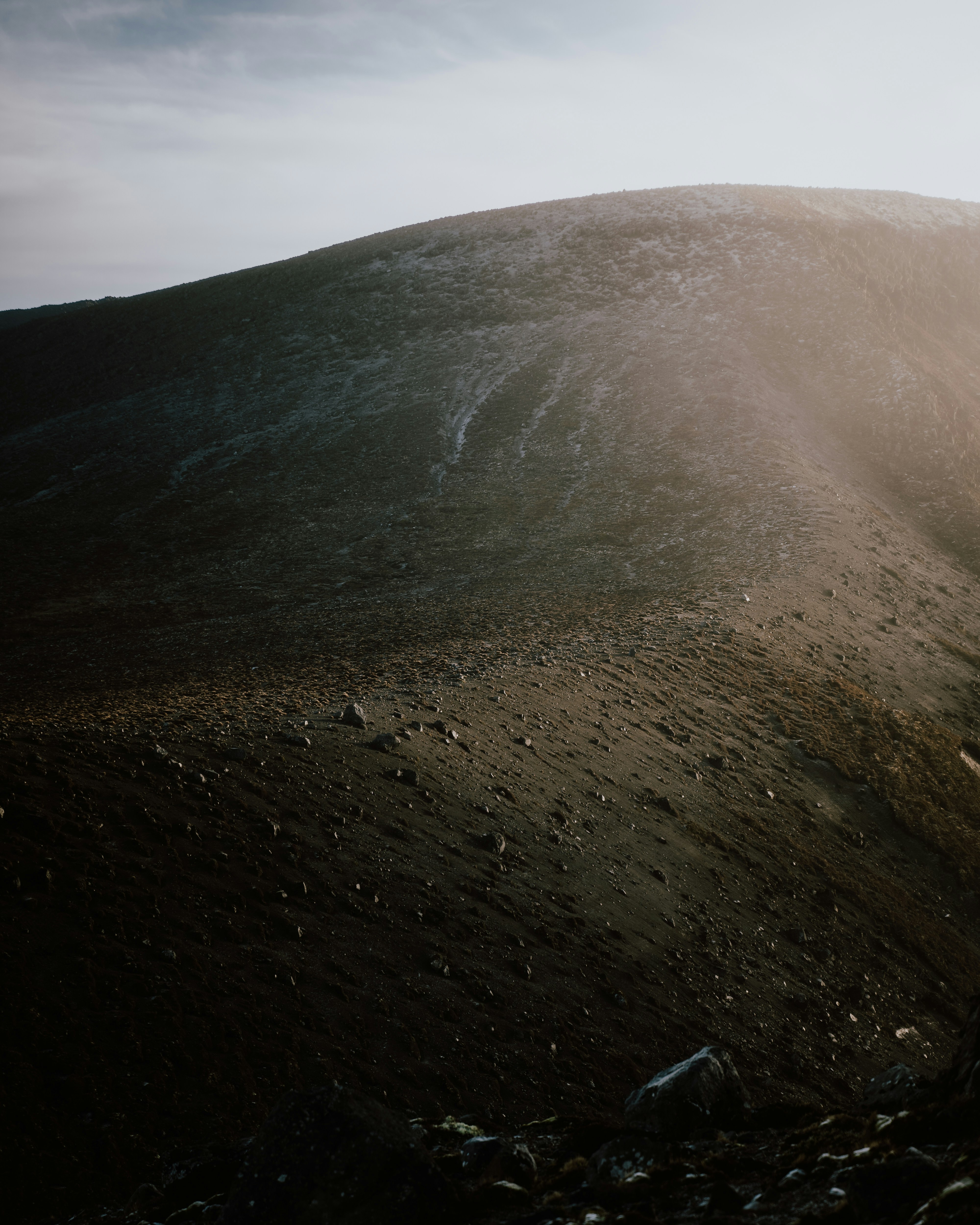 Una gran colina de tierra foto – Imagen de Montaña gratuita en Unsplash