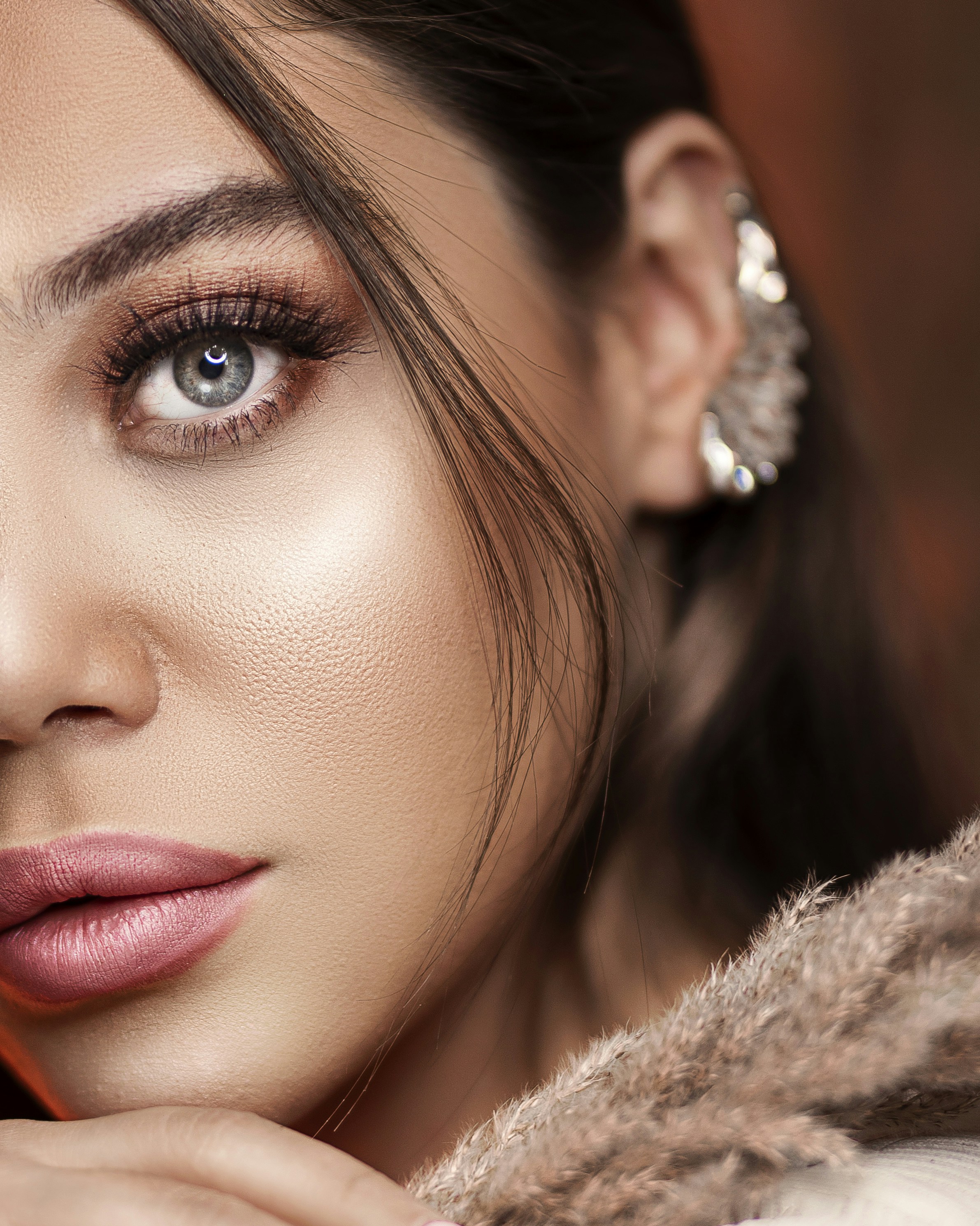 A woman with her hand on her chin photo – Free Woman Image on Unsplash