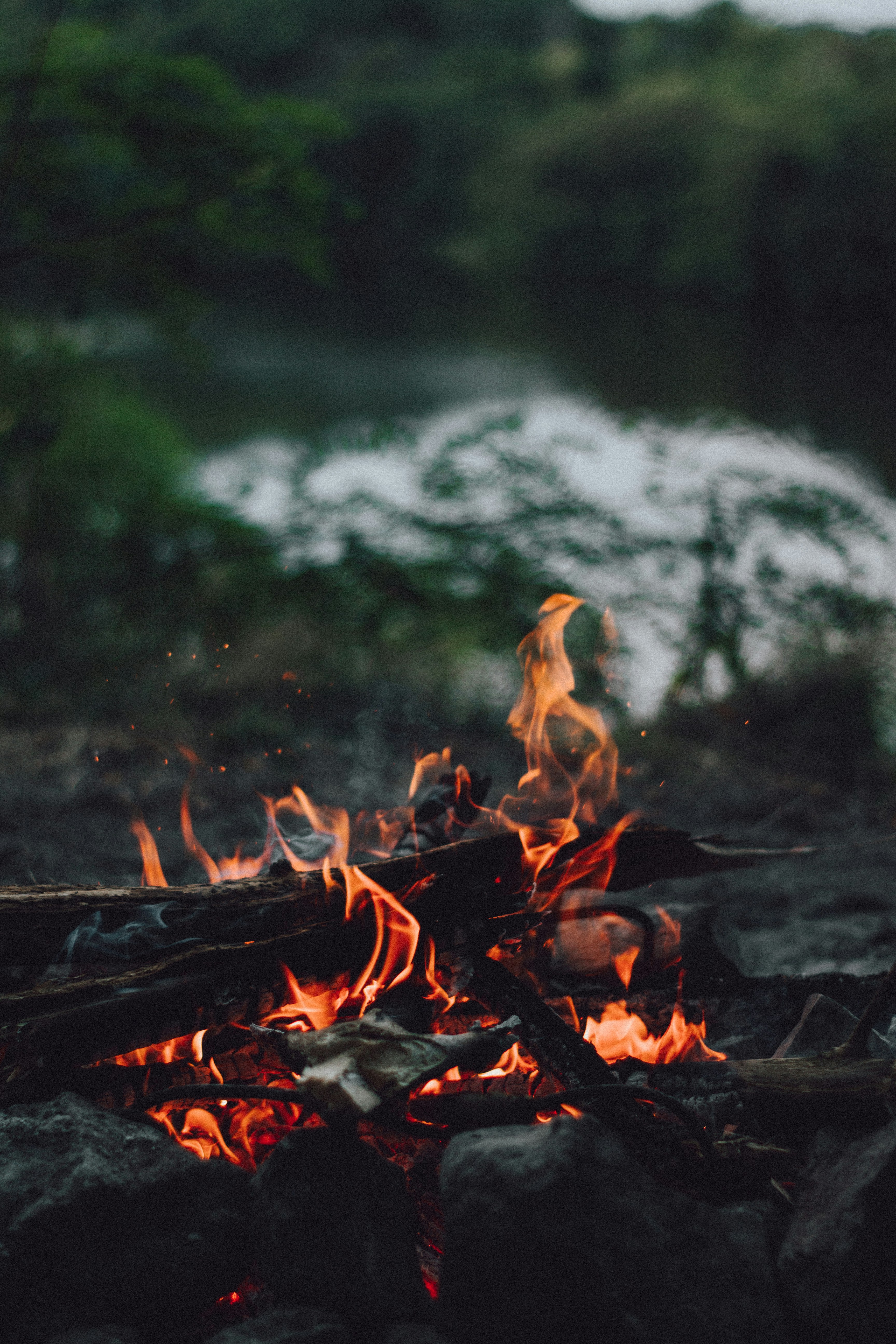 Un fuego ardiendo en un pozo foto – Imagen de Fuego gratuita en Unsplash