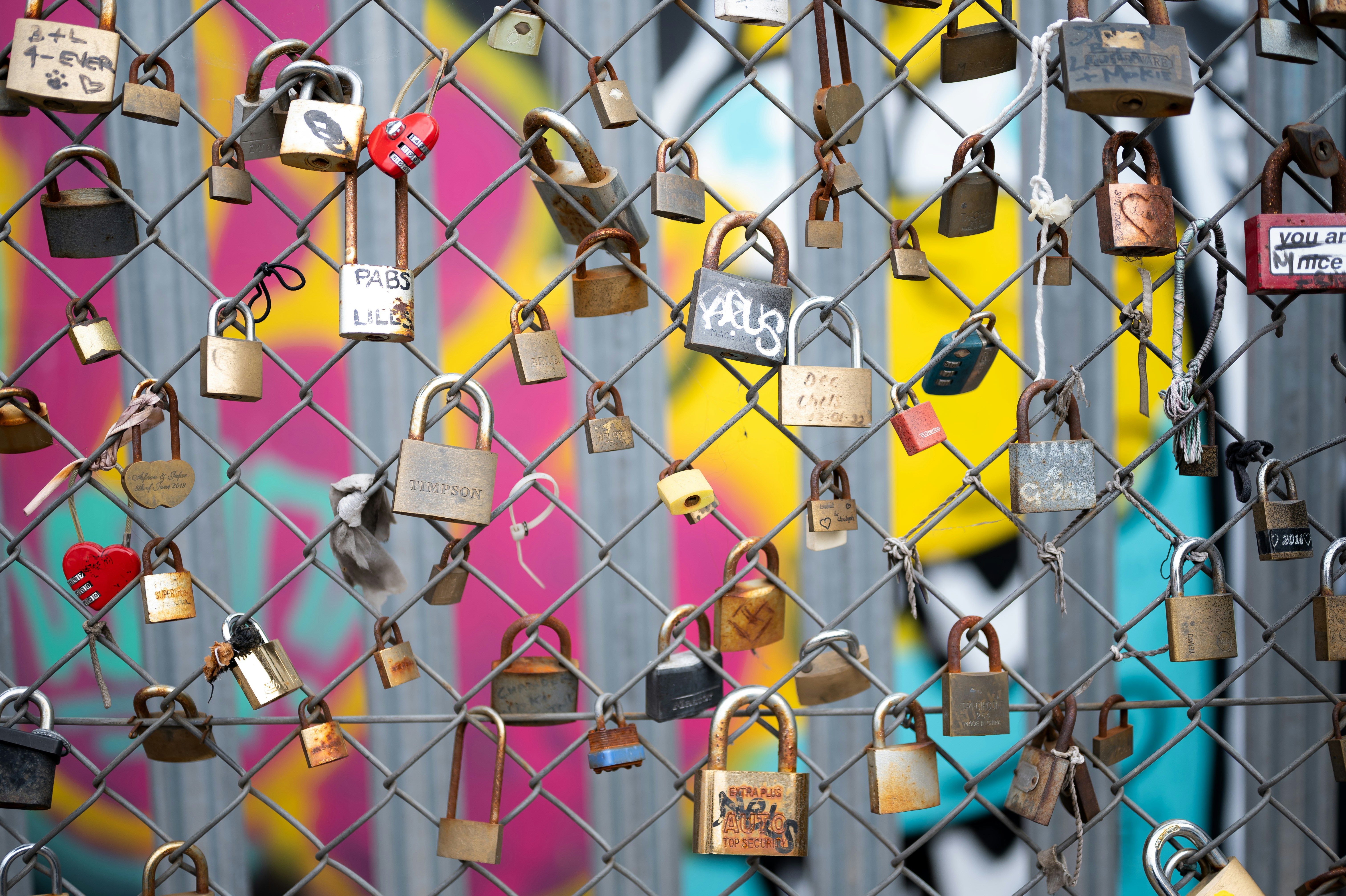 A wall with many locks photo – Free London Image on Unsplash