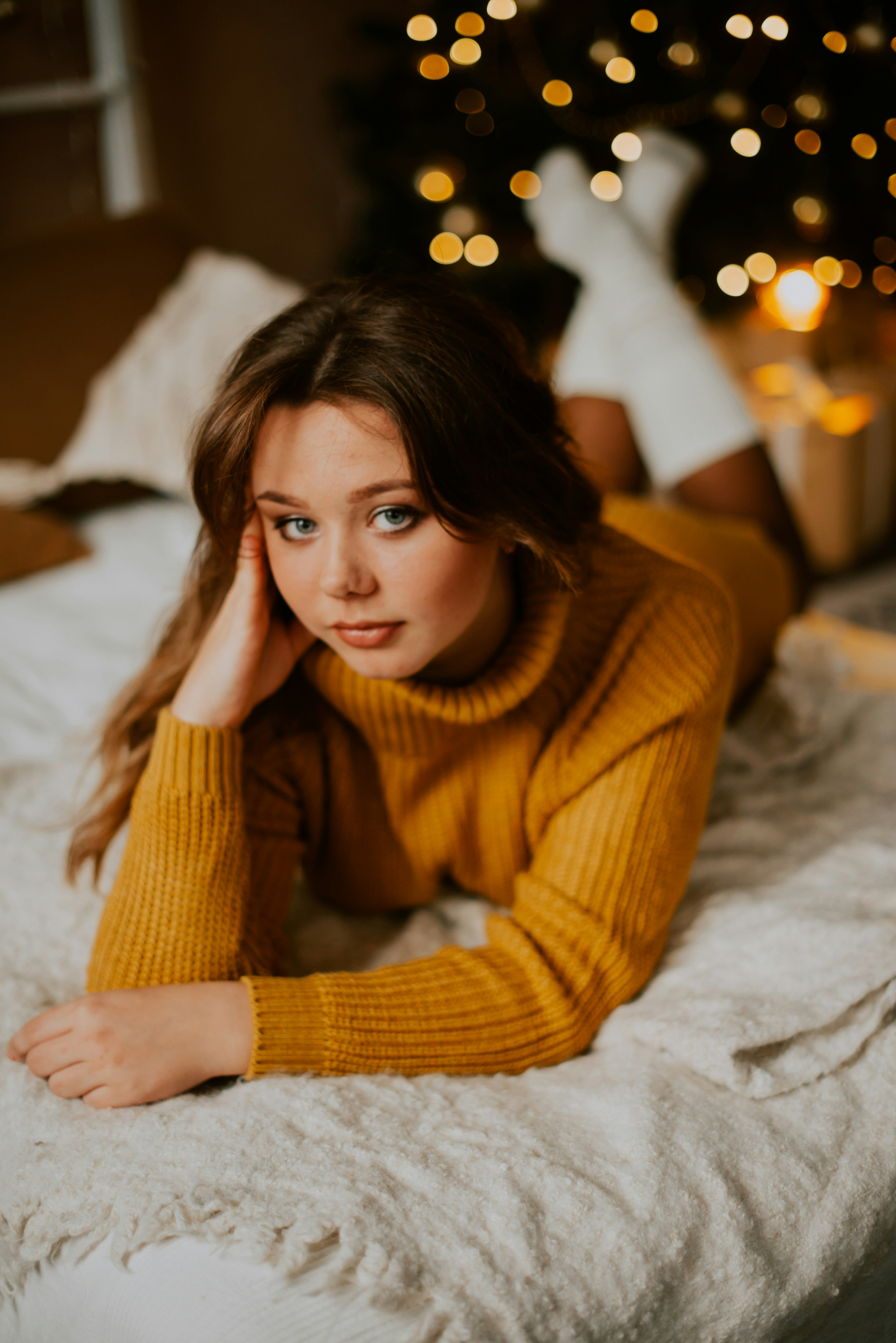 Una persona acostada en una cama foto – Imagen de Cabeza gratuita en ...