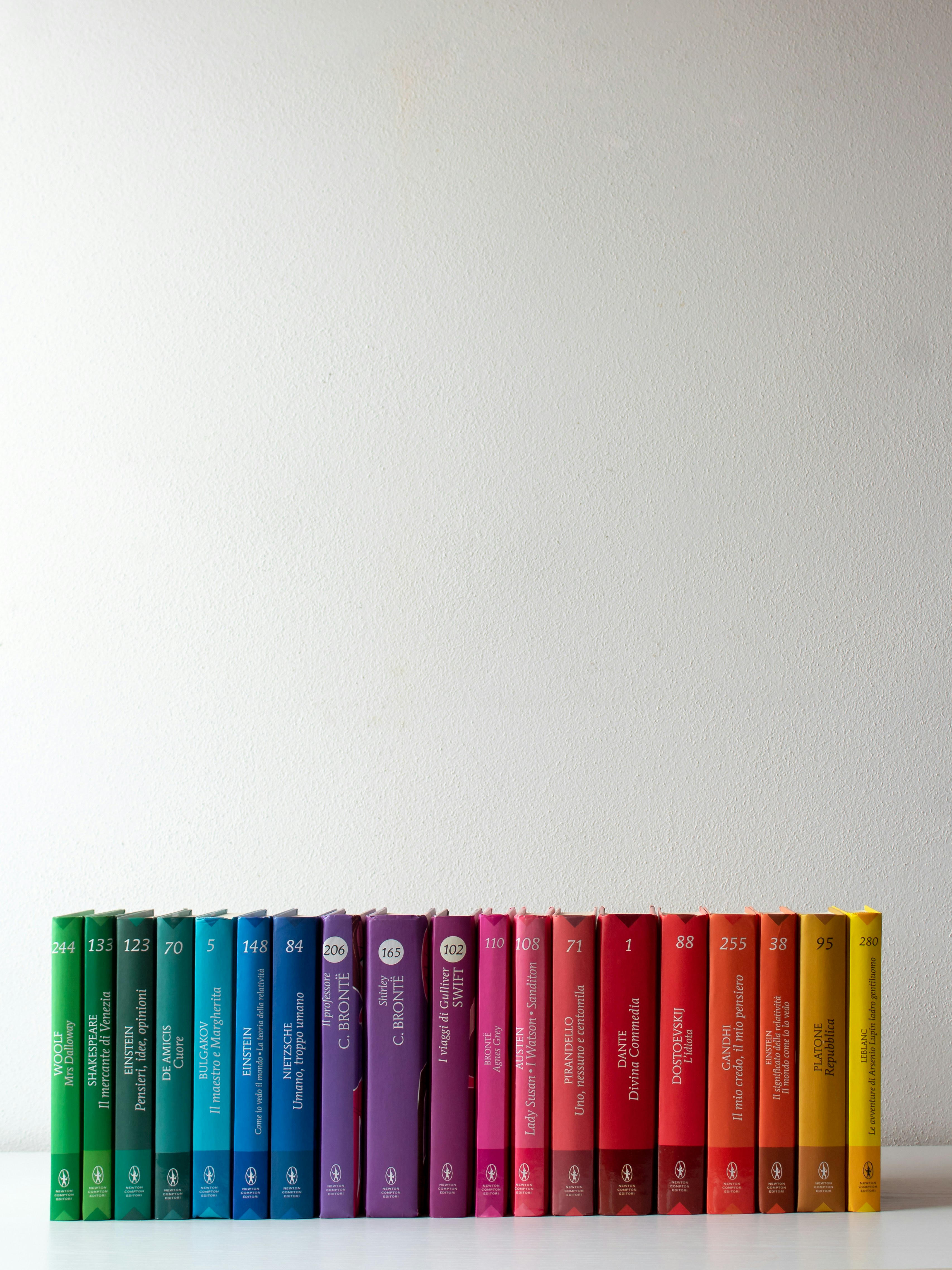 A row of books on a shelf photo – Free Book Image on Unsplash