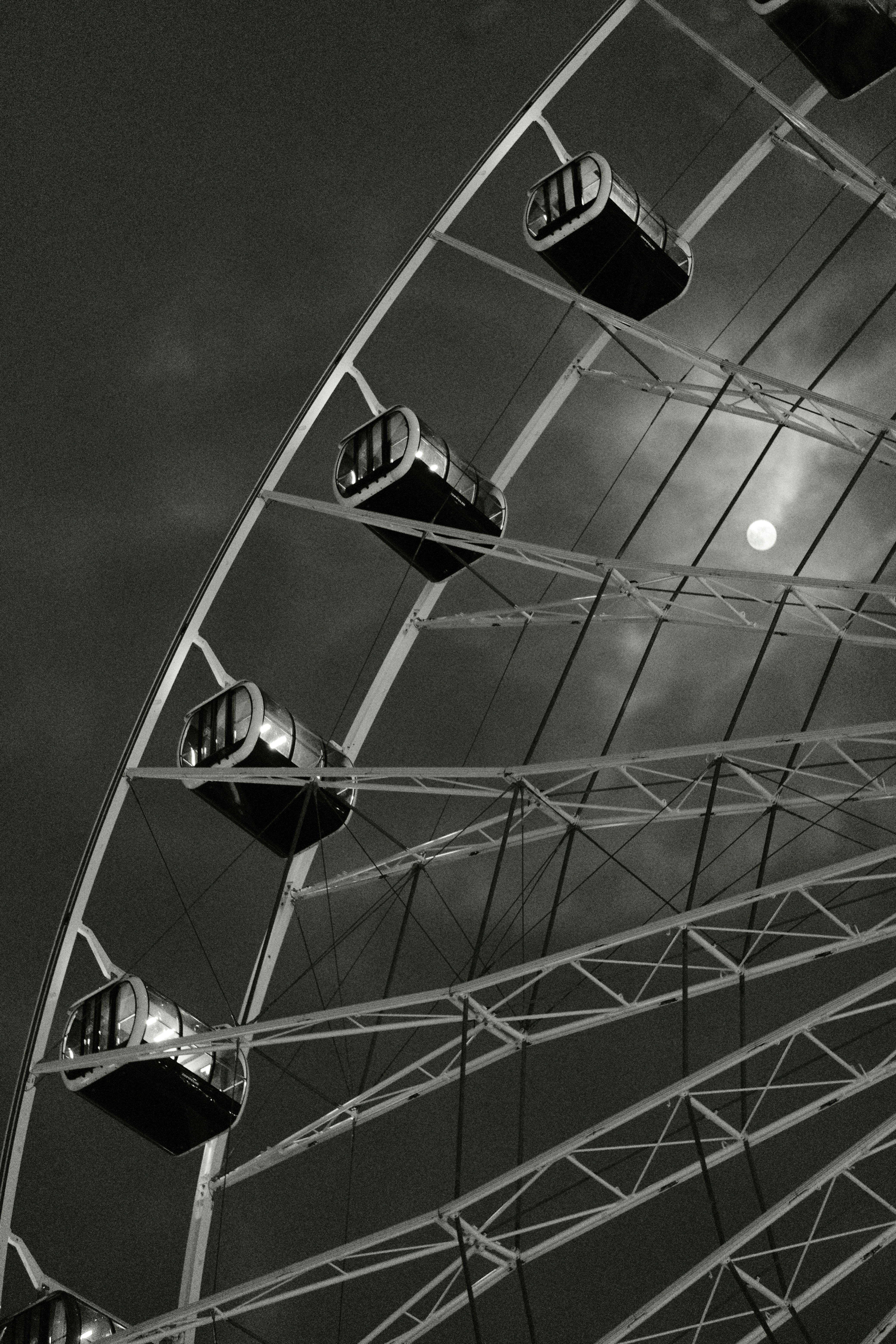Moonlit Lattice: The Ferris Wheel Tracing Geometry Across a Night