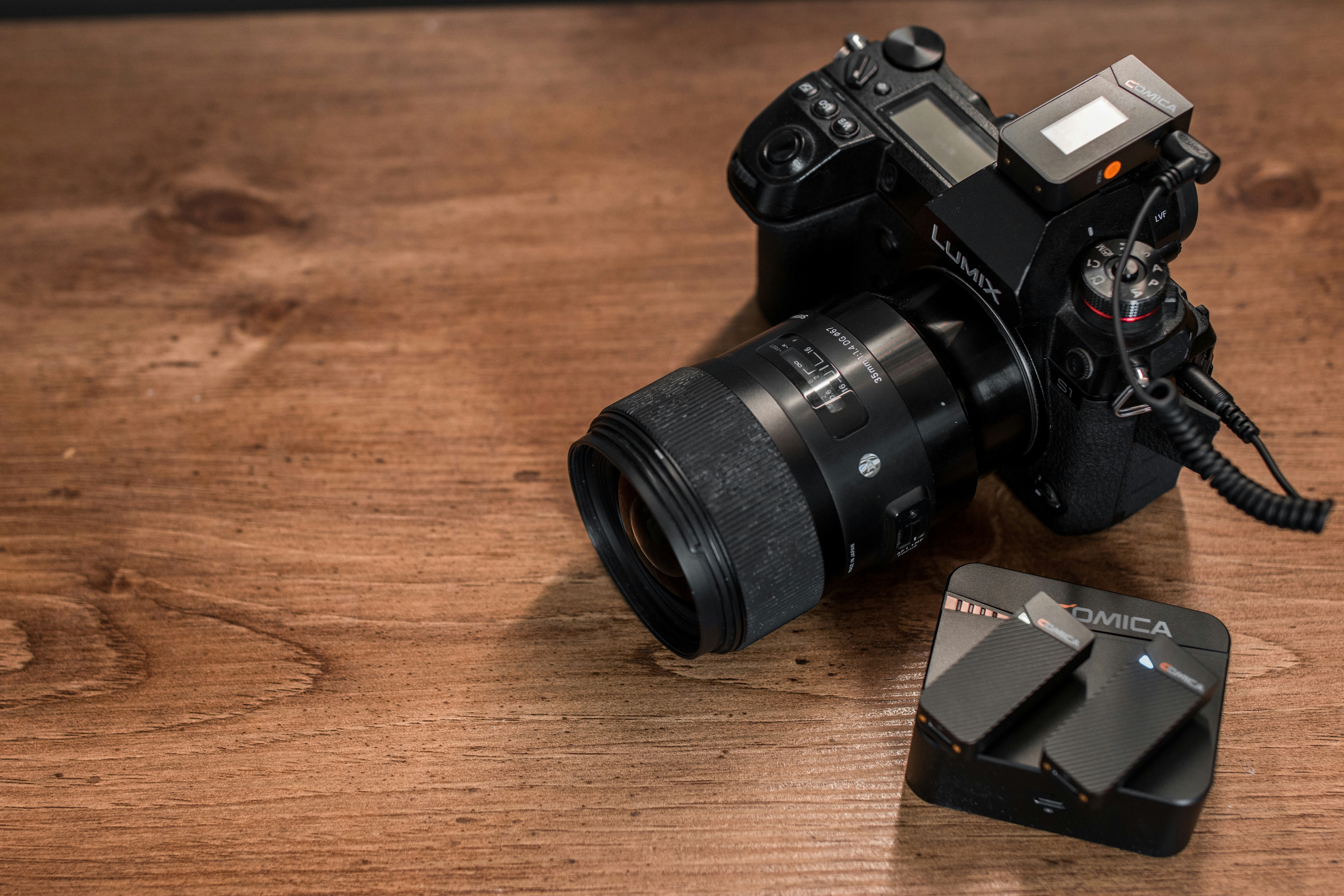 A camera on a table photo – Free Photography Image on Unsplash