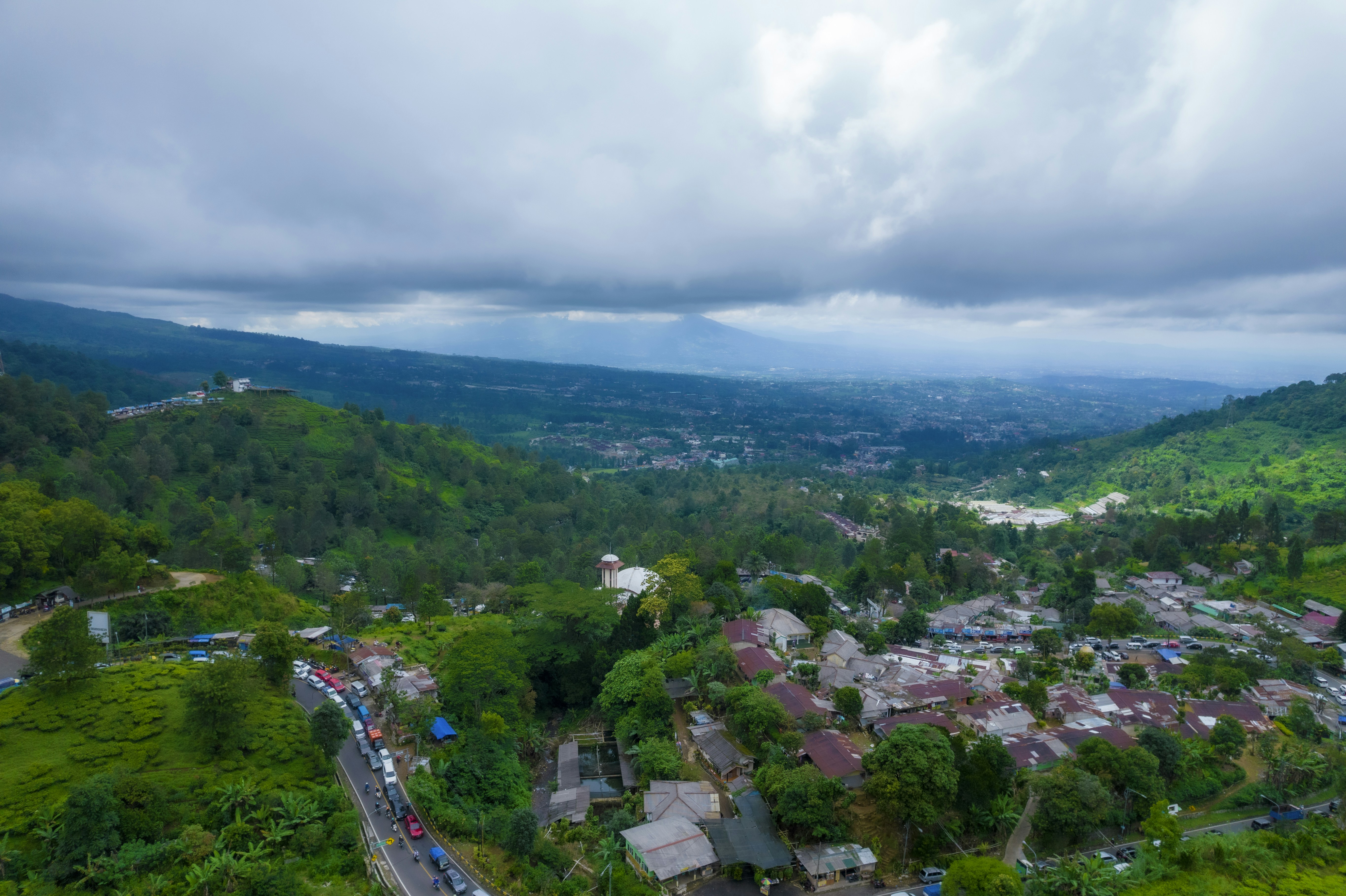 Una ciudad con un río que la atraviesa foto – Imagen de Java Occidental ...