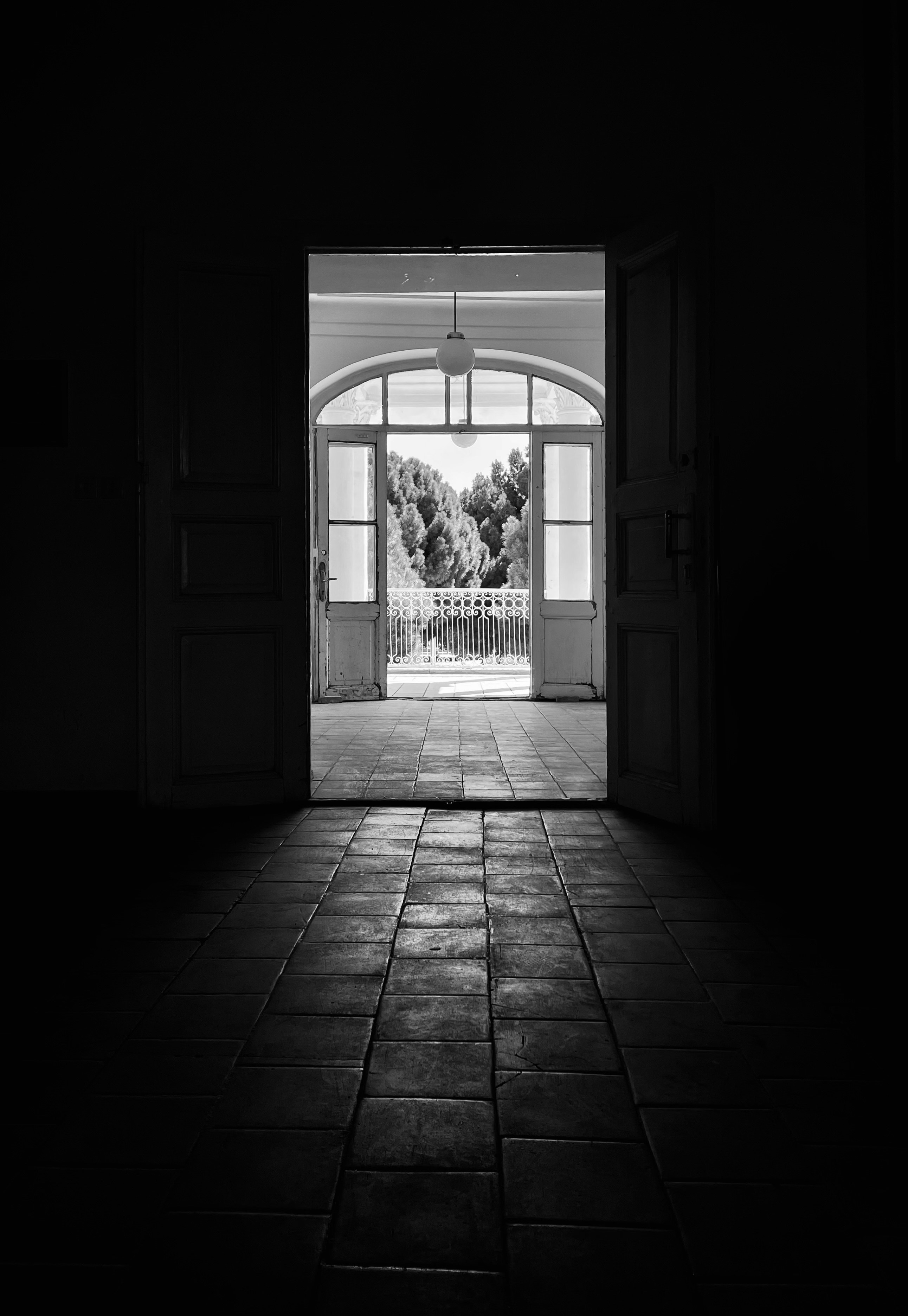 A doorway with a light above it photo – Free Tabriz Image on Unsplash