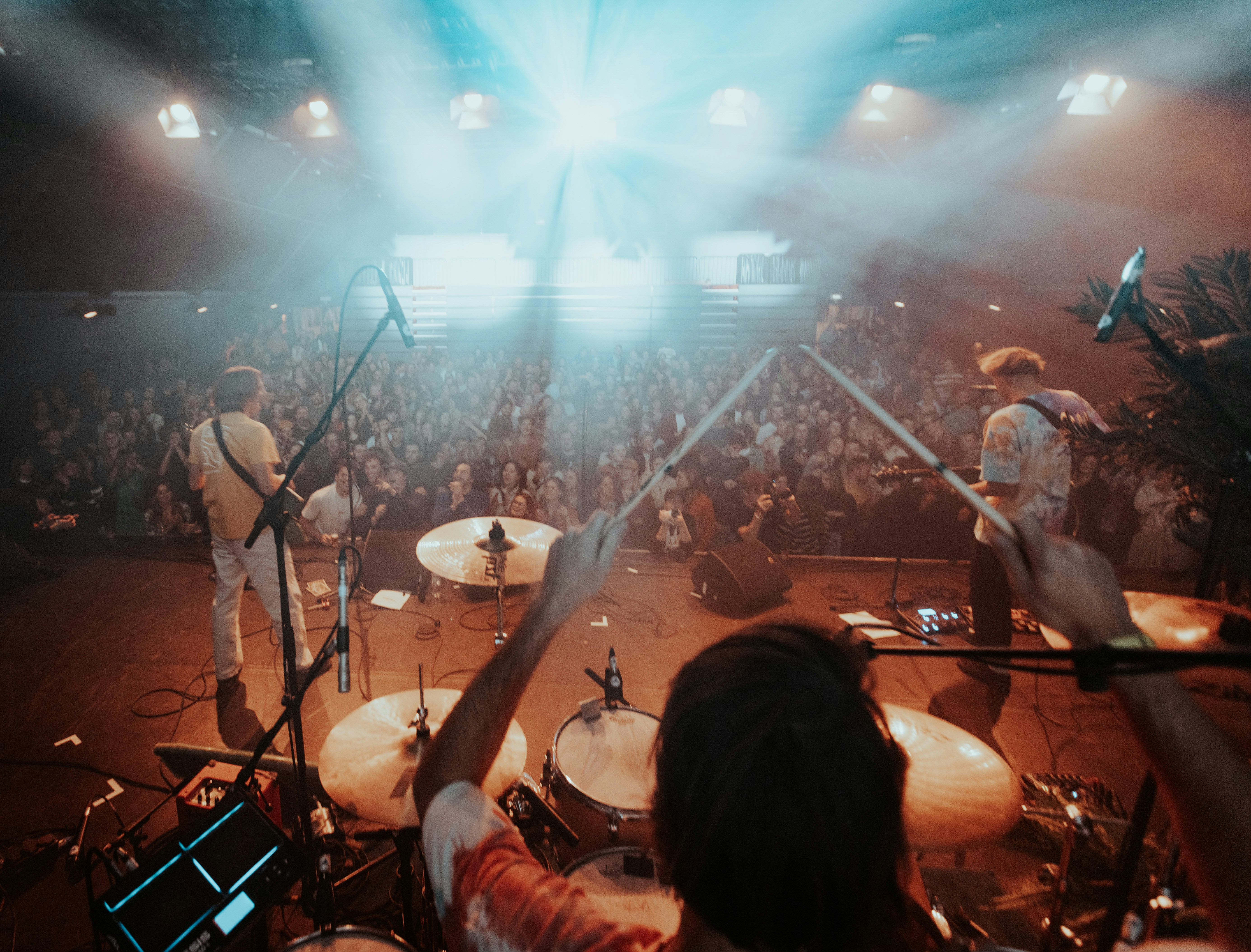 Foto Una banda tocando en un escenario – Imagen Concierto gratis en ...