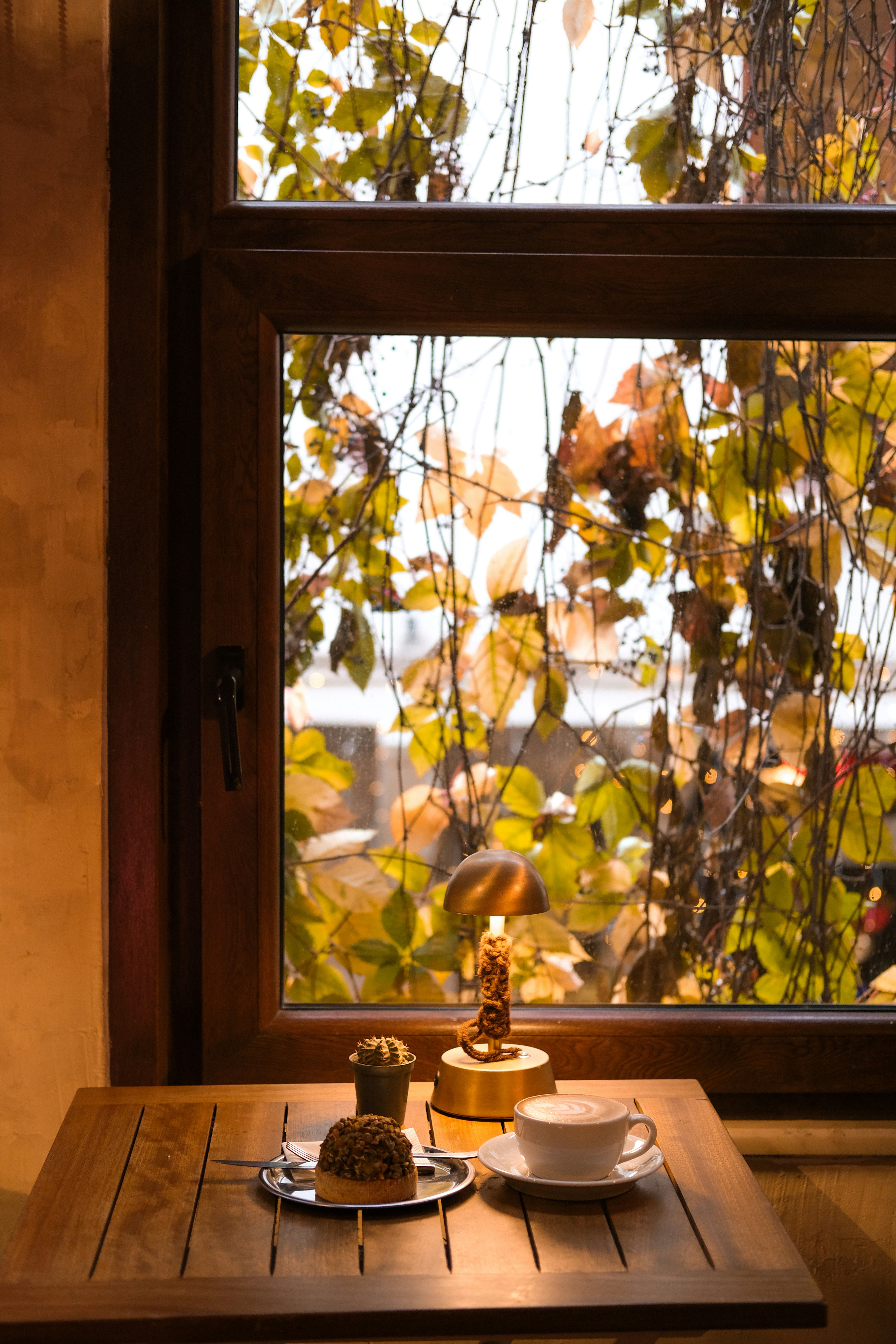 Foto zum Thema Ein Tisch mit Tellern und Tassen darauf an einem Fenster ...