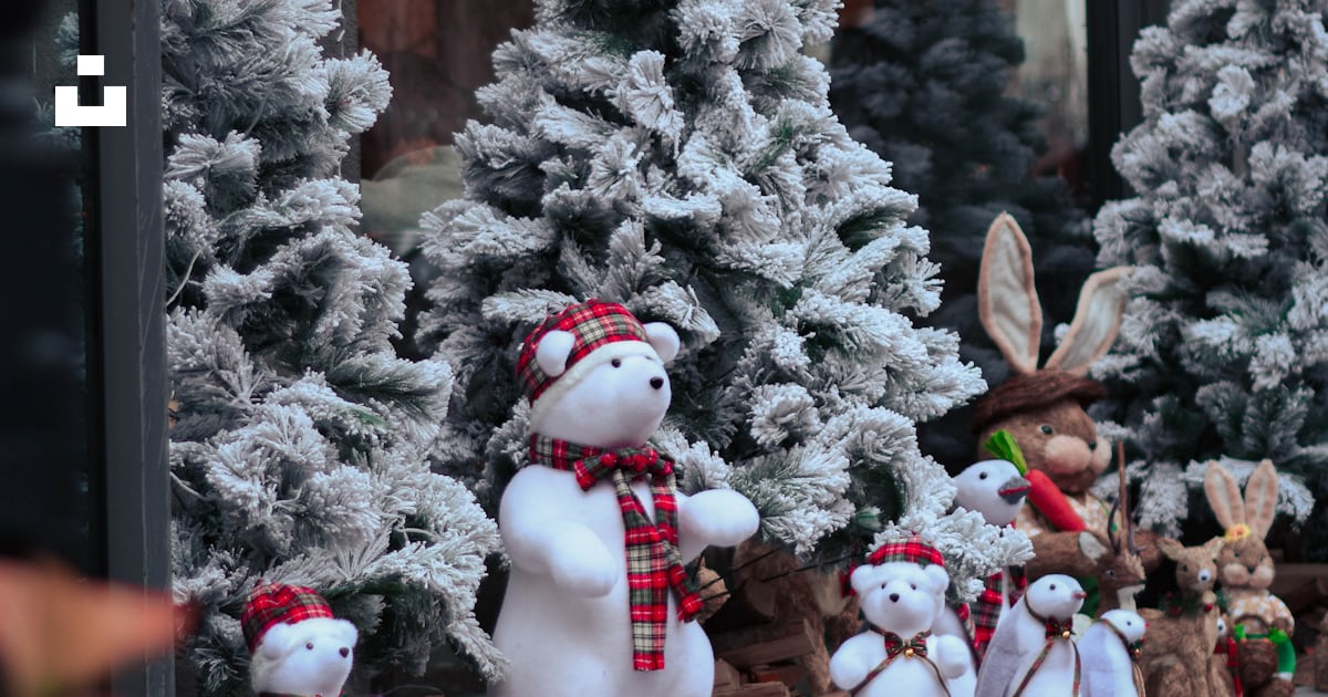 Un Bonhomme De Neige à Côté Dun Sapin De Noël Photo Photo Arménie