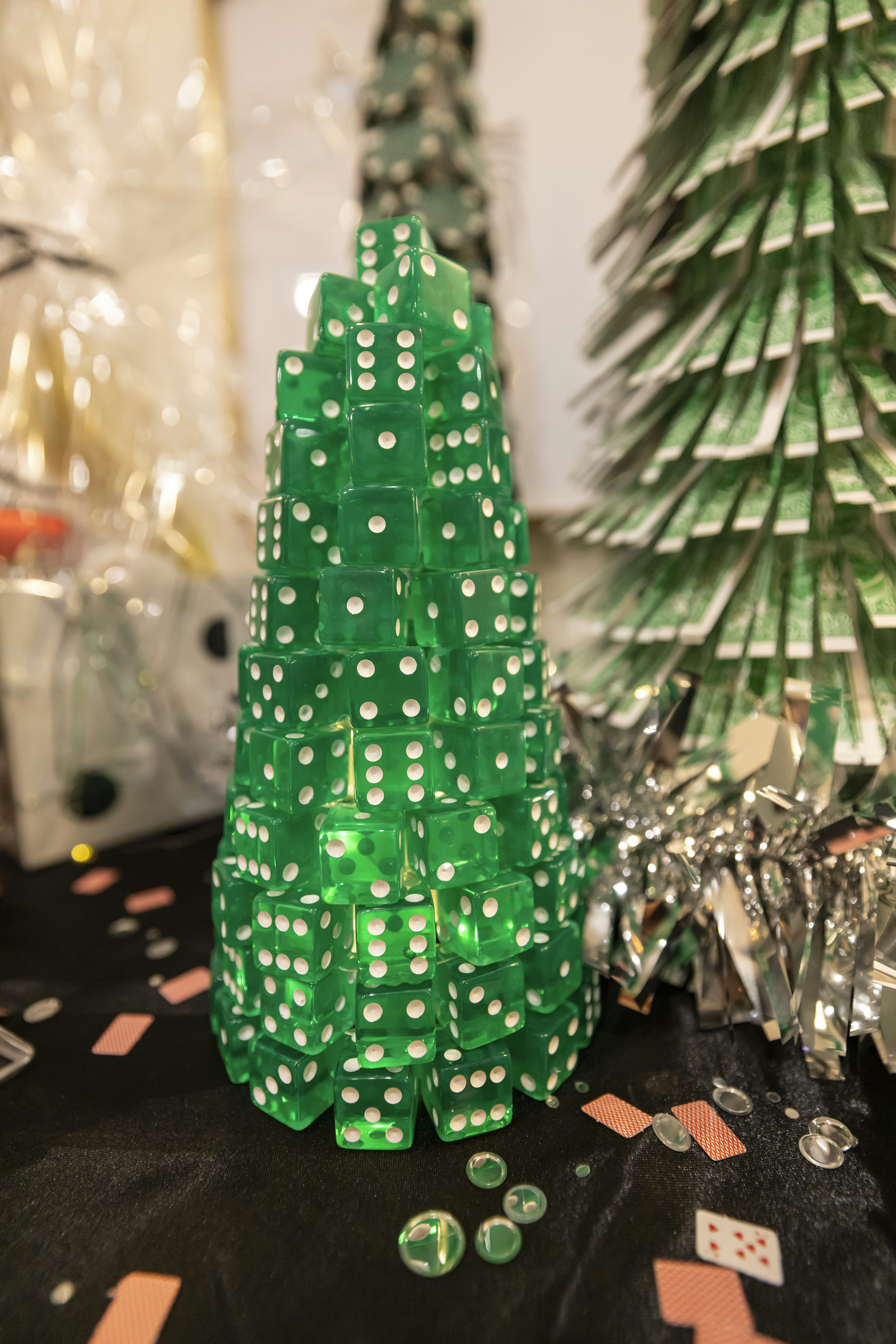 Un sapin de Noël vert fait de dés photo – Photo Noël Gratuite sur Unsplash