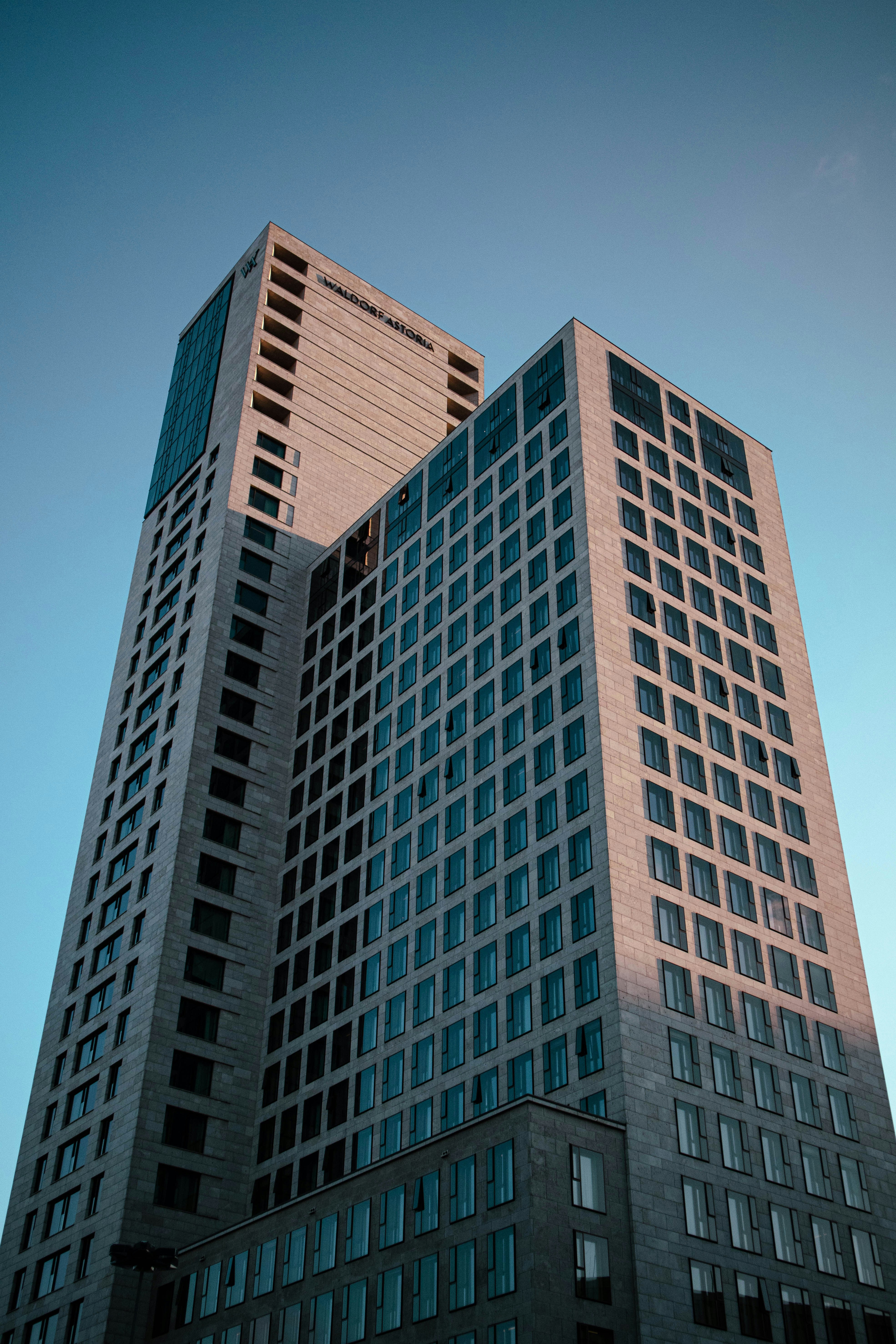 Un edificio muy alto con algunas ventanas muy altas foto – Imagen de ...