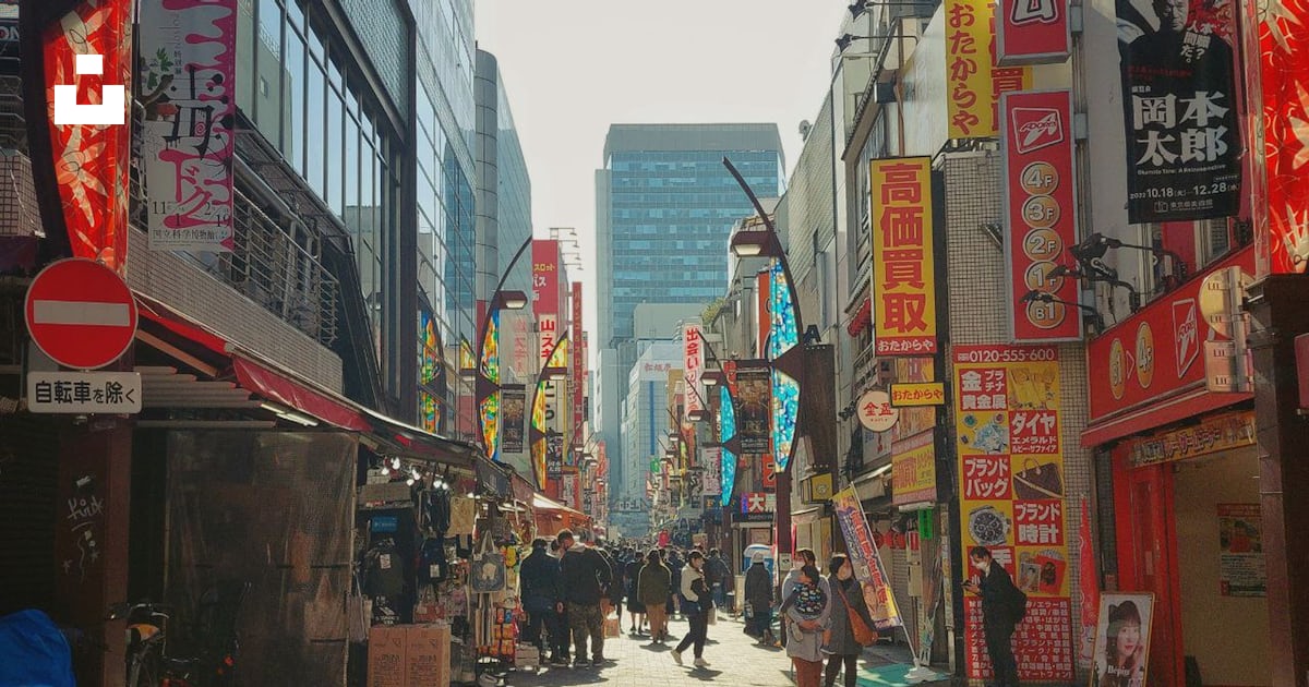 고층 건물 옆 거리를 걷고 있는 한 무리의 사람들 사진 Unsplash의 무료 도쿄 이미지