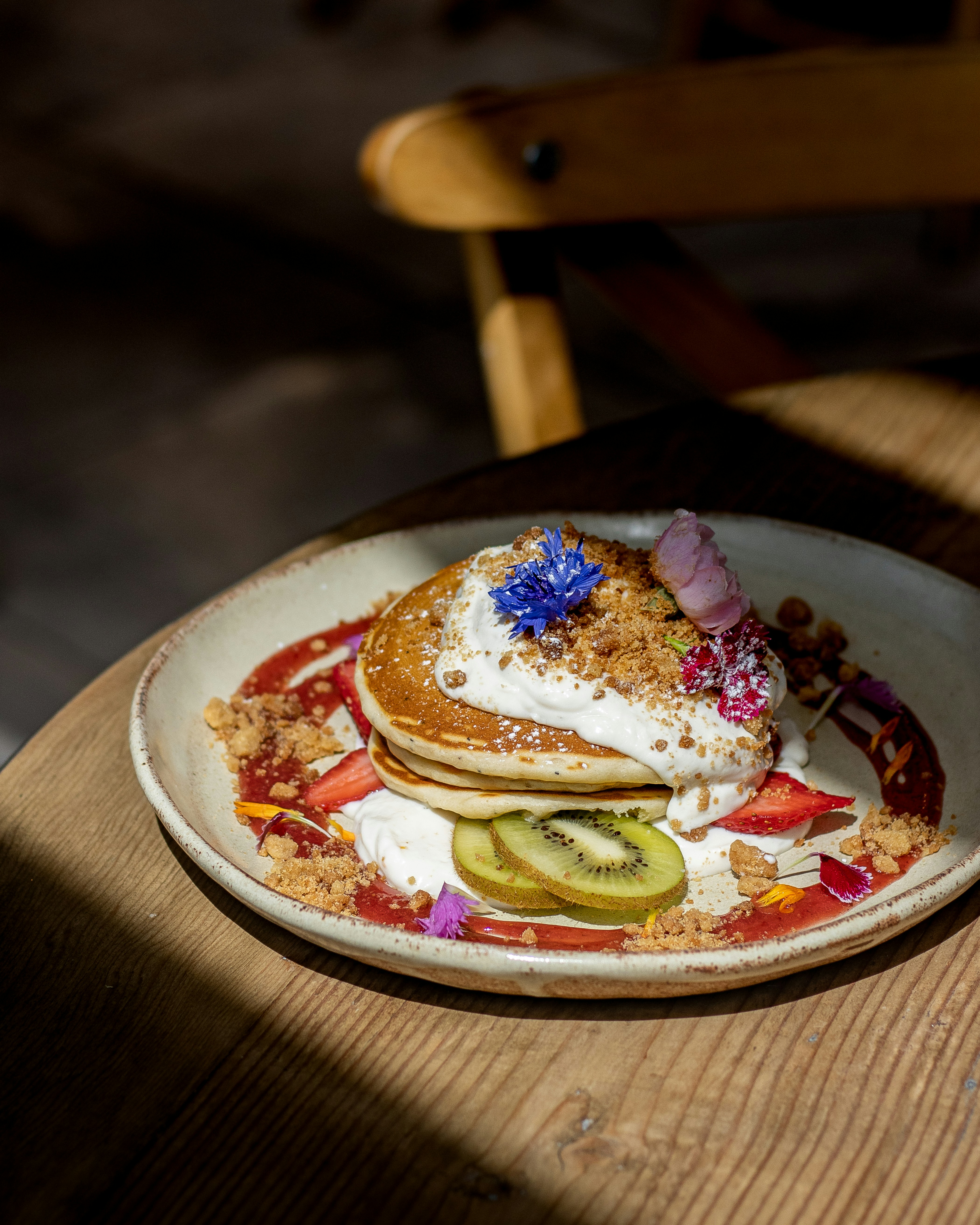 Un plato de comida en una mesa de madera foto – Imagen de Cafetería ...