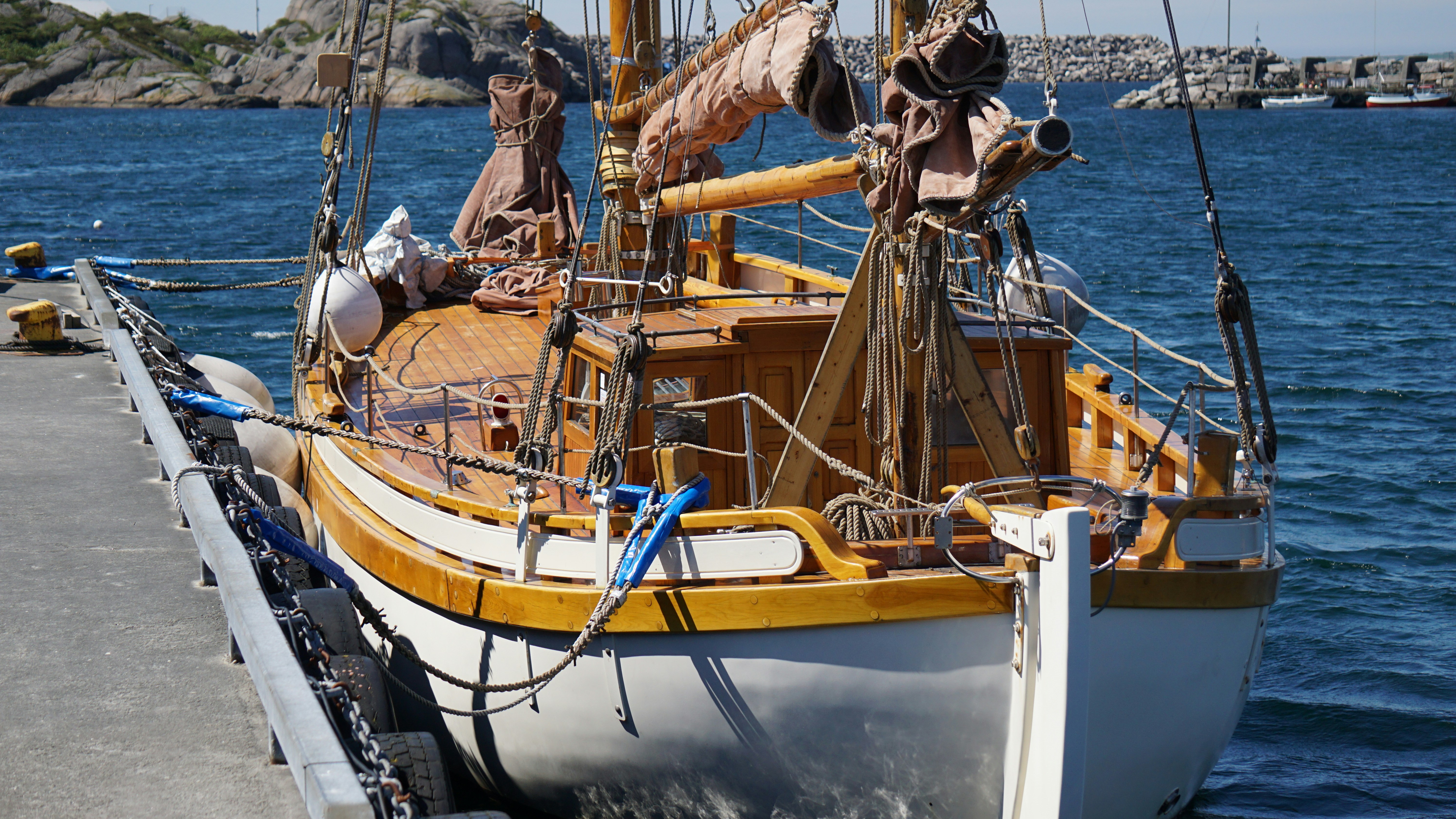 Foto zum Thema Ein Segelboot, das an einem Pier im Wasser angedockt ist ...