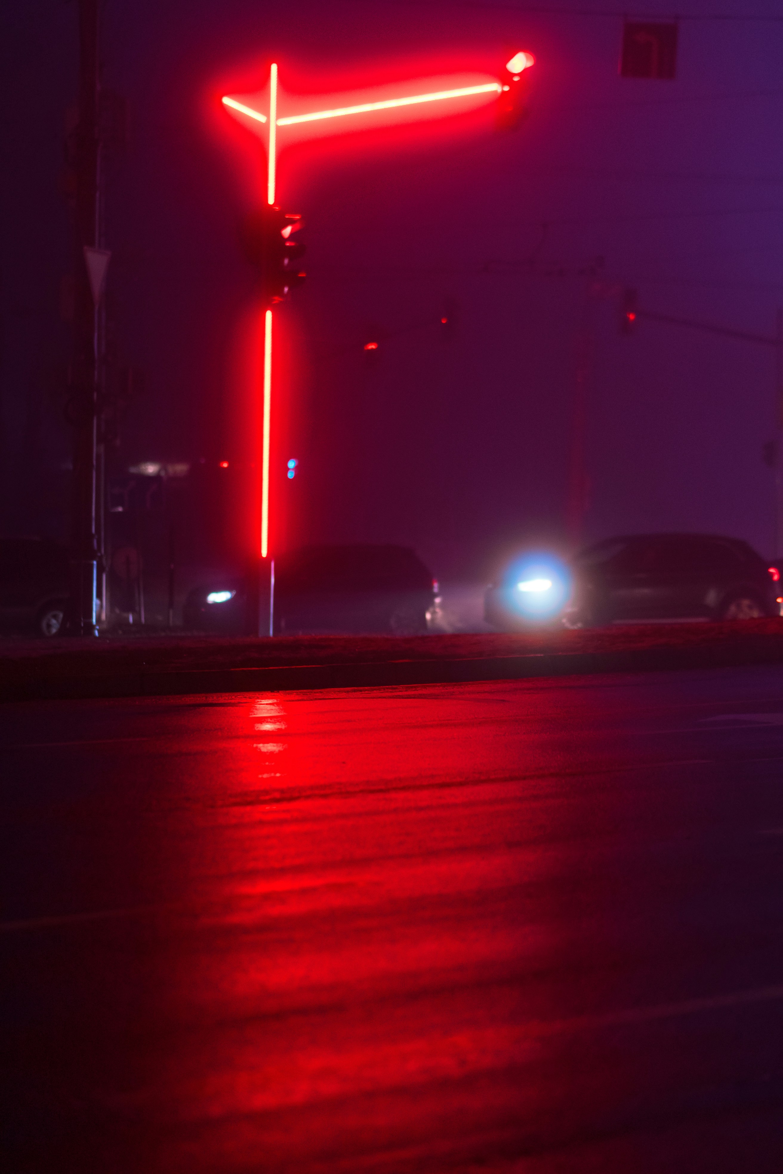A red traffic light sitting above a street photo – Free City Image on ...