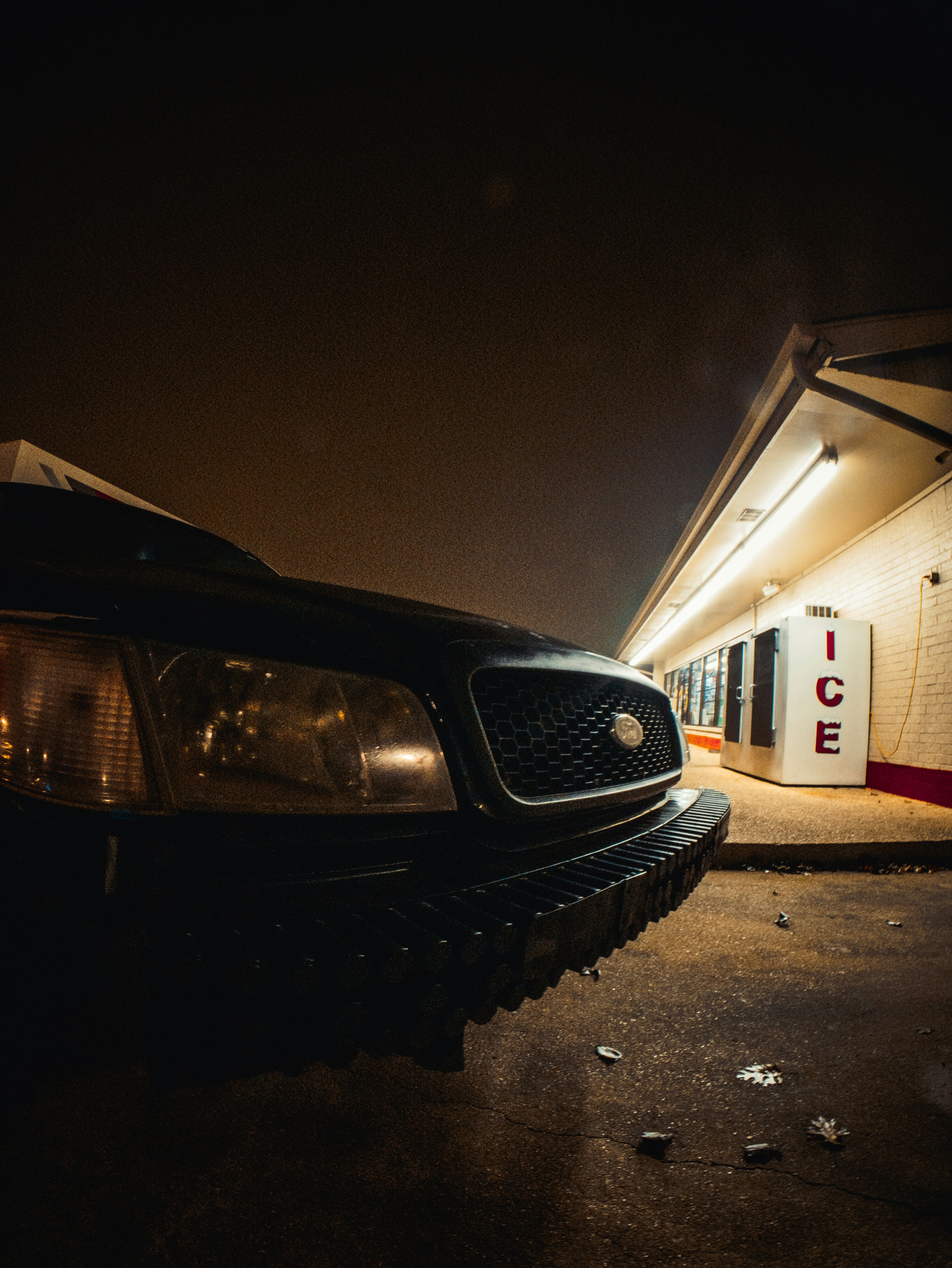 Low-Angle Neon Quiet: An Idle Ice-Cooled Night