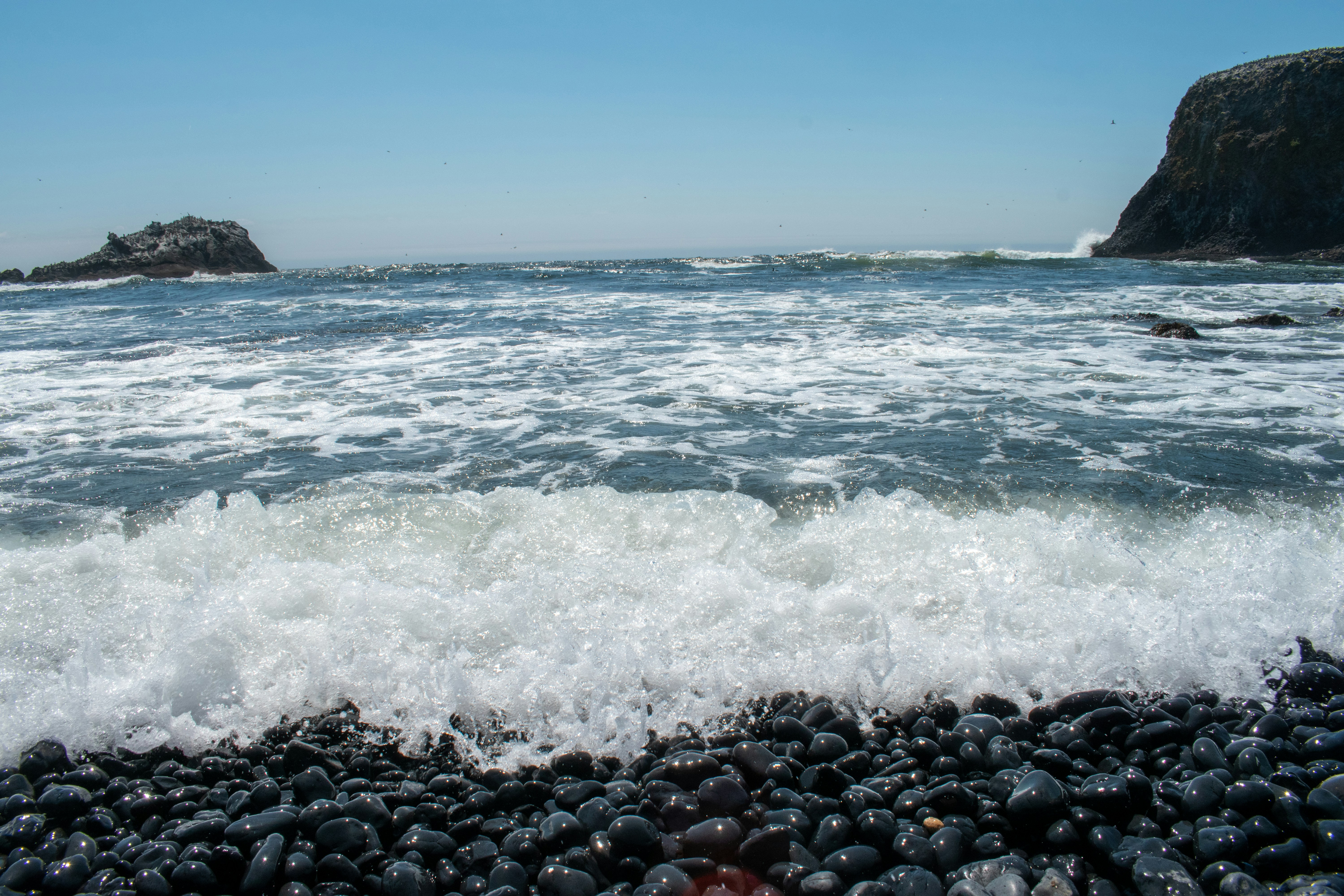 Ein felsiger Strand mit Wellen, die an Land kommen Foto – Kostenloses ...