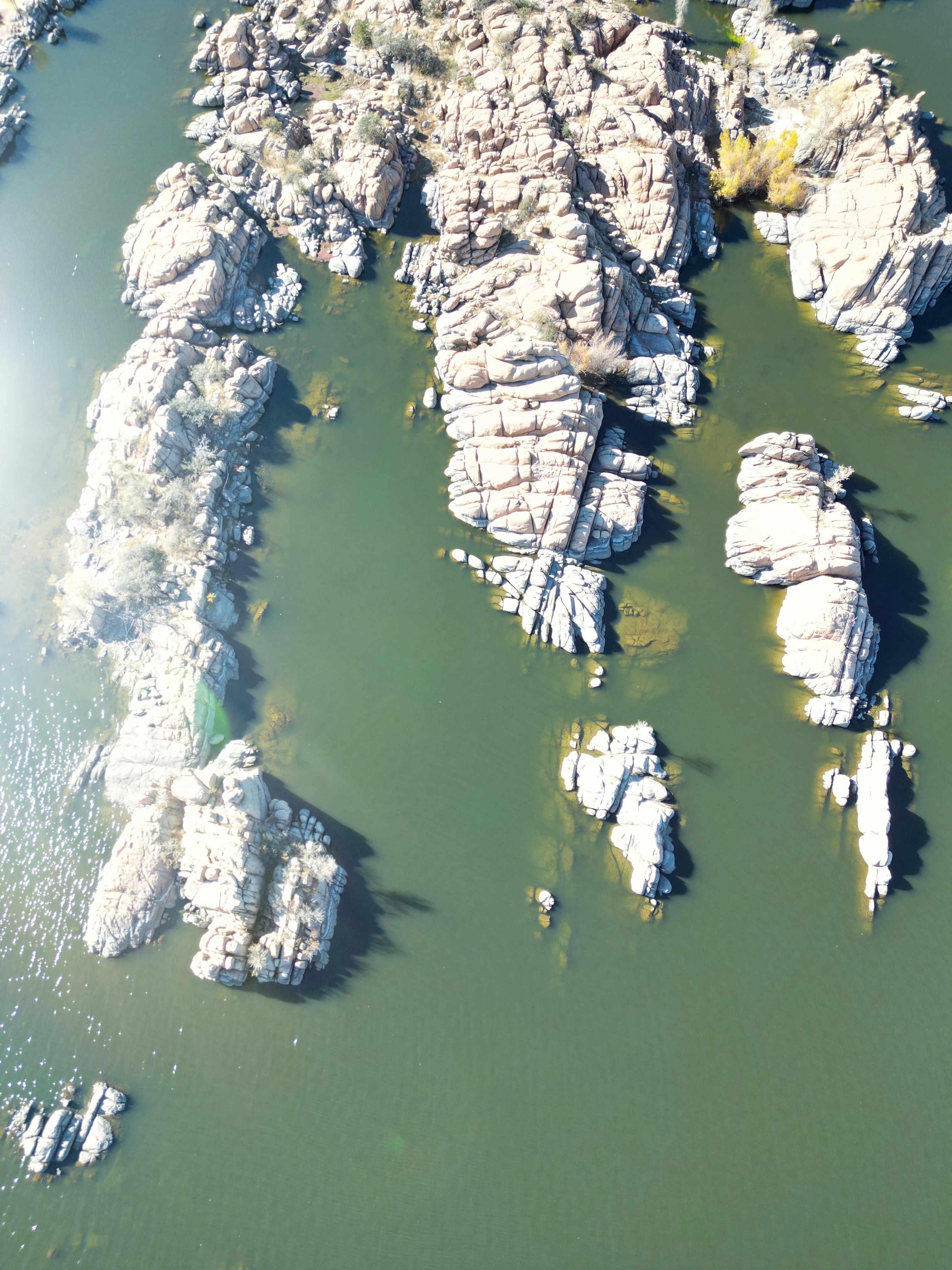 Une vue aérienne des rochers et de l’eau dans un lac photo – Photo ...