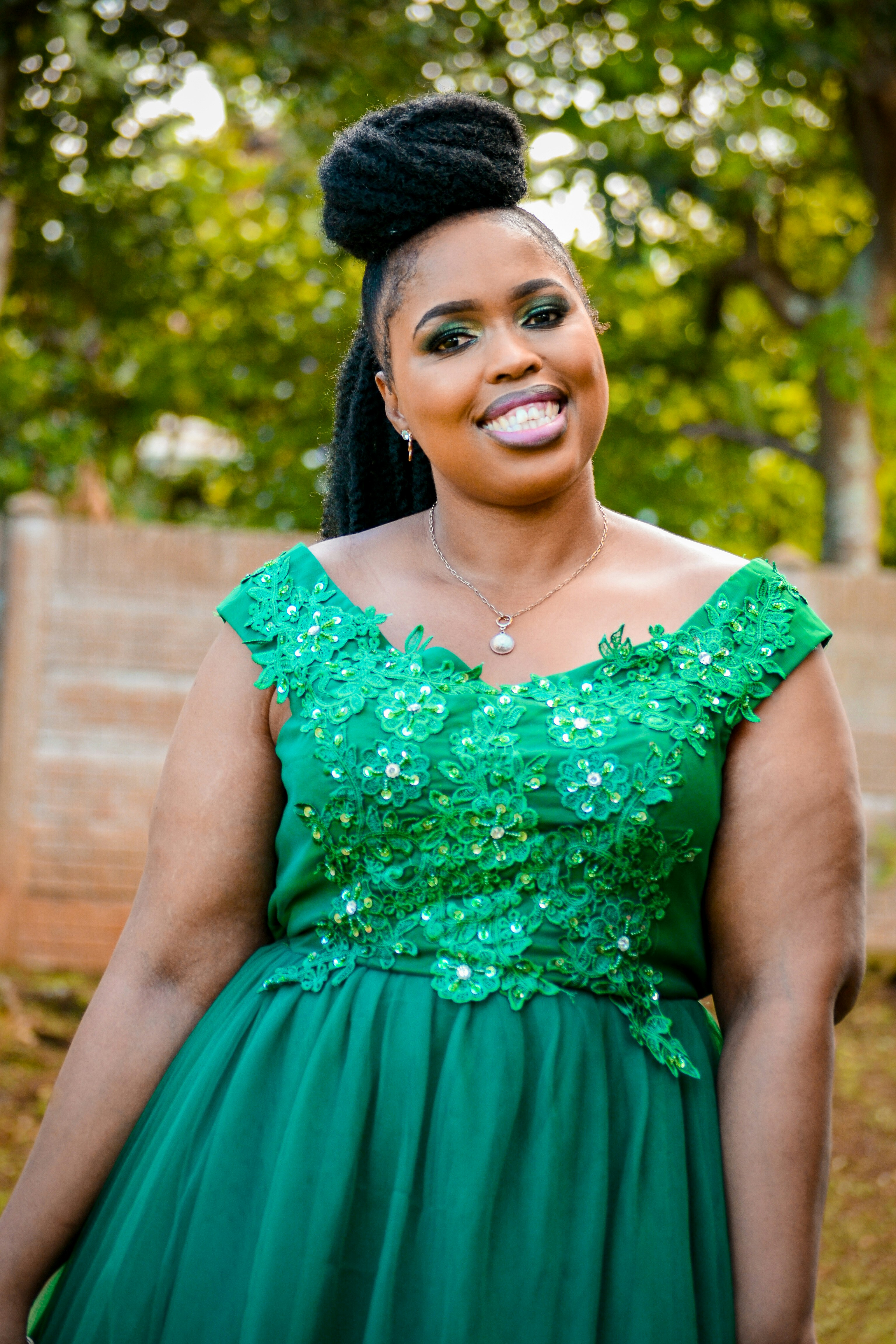 Une femme en robe verte souriant à la caméra photo – Image gratuite de ...