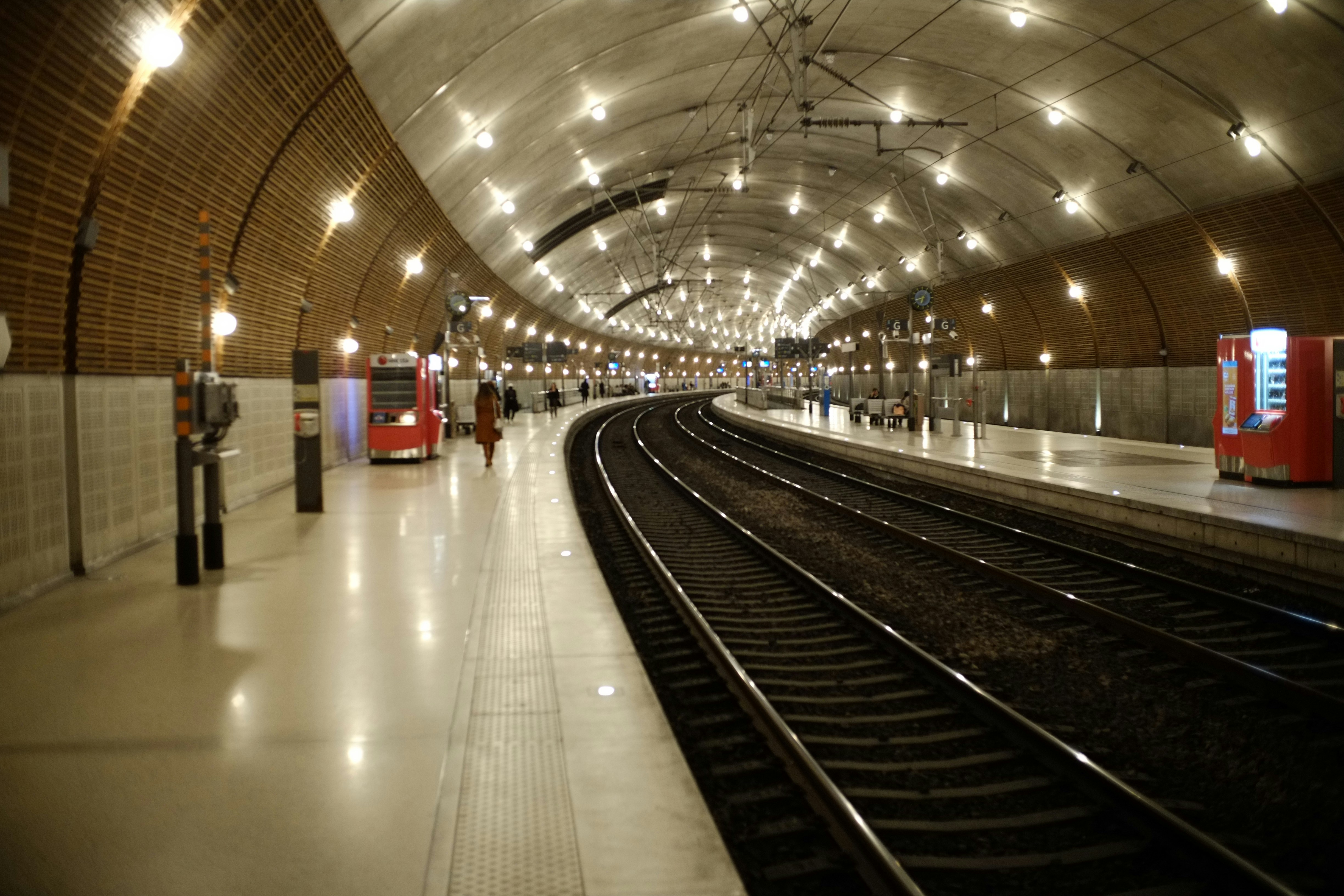 Vaulted Rails: Converging Tracks in a Quiet Underground Station