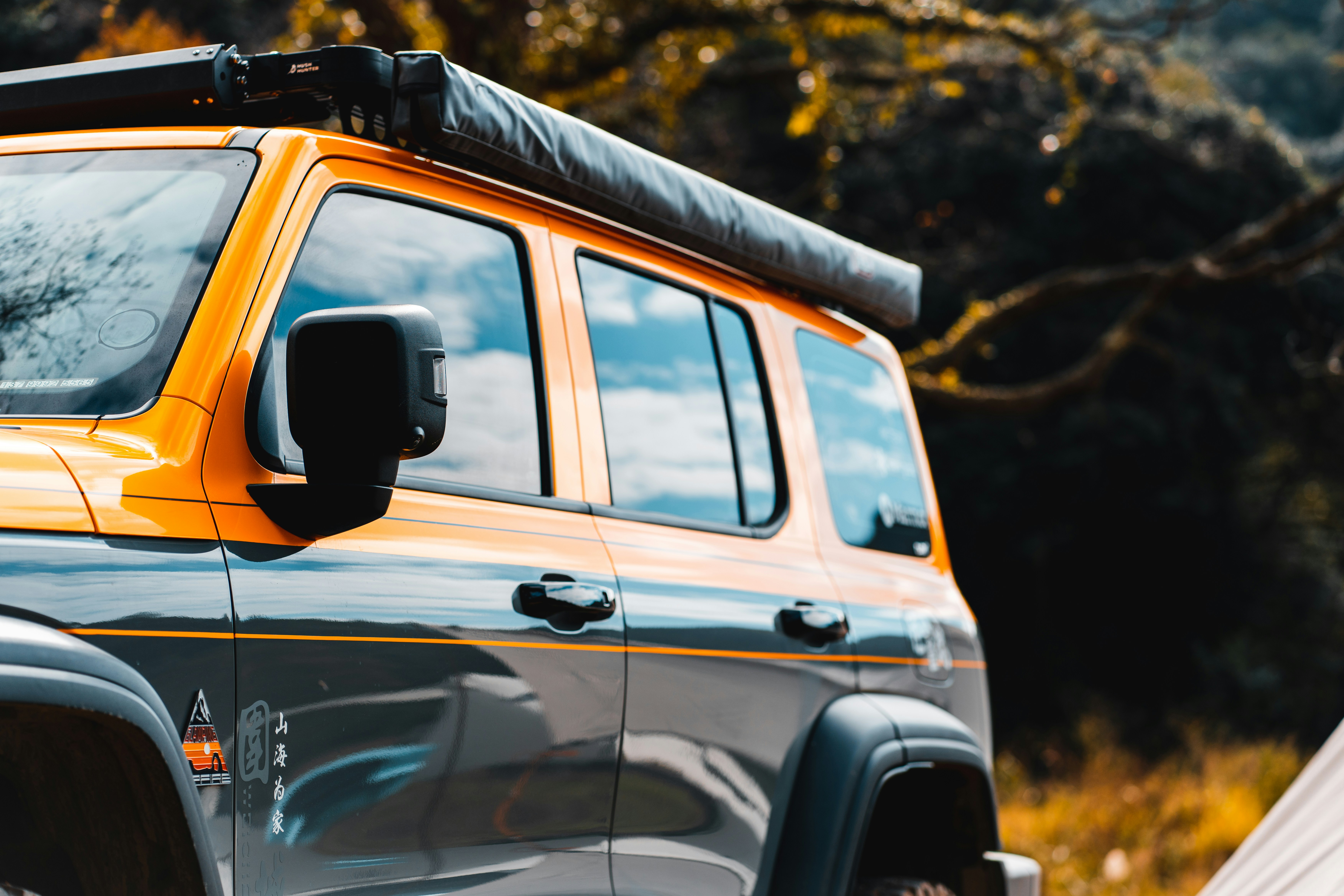A close up of a yellow and black jeep photo – Free Car Image on Unsplash