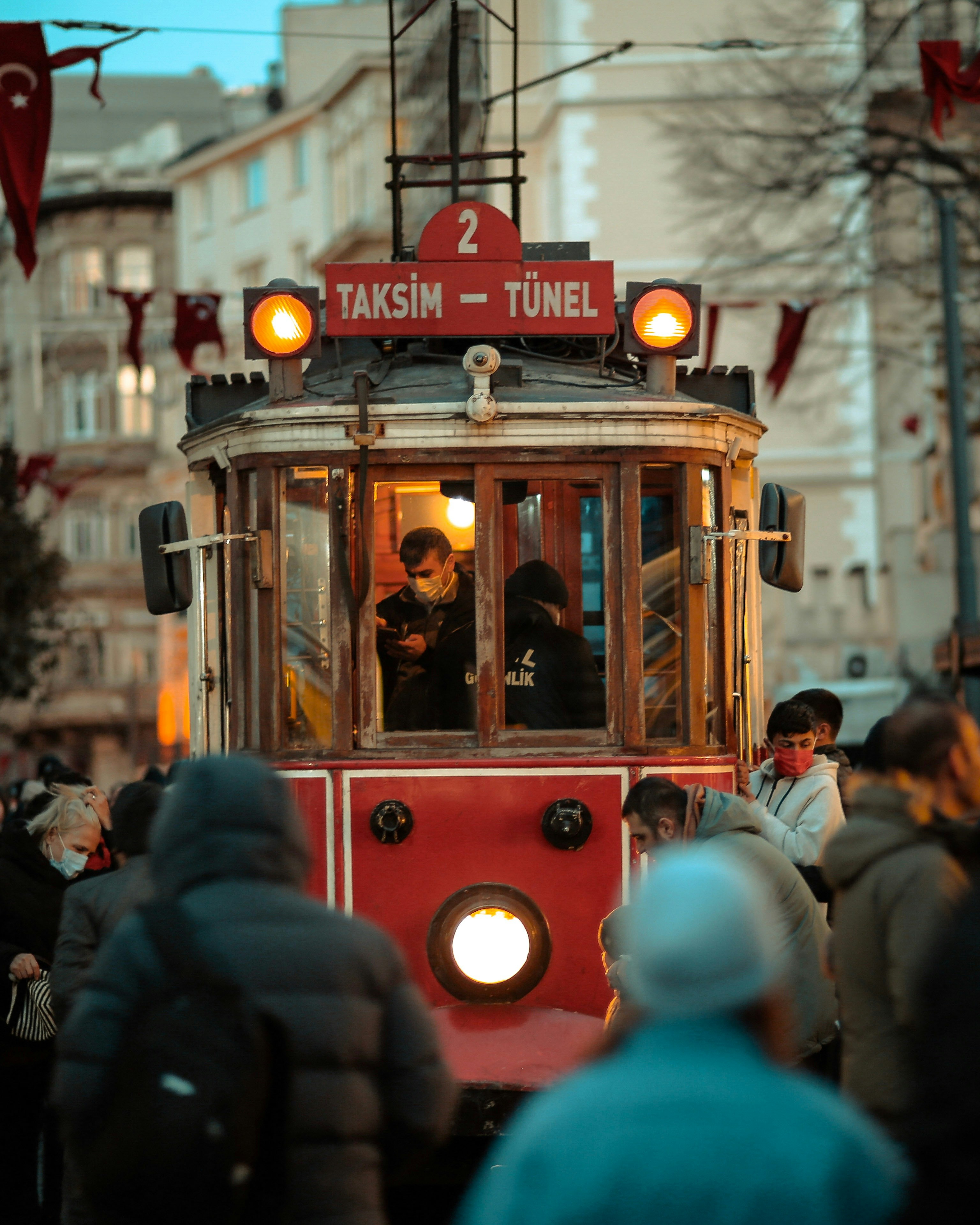Un tramway rouge circulant dans une rue remplie de gens photo – Photo ...